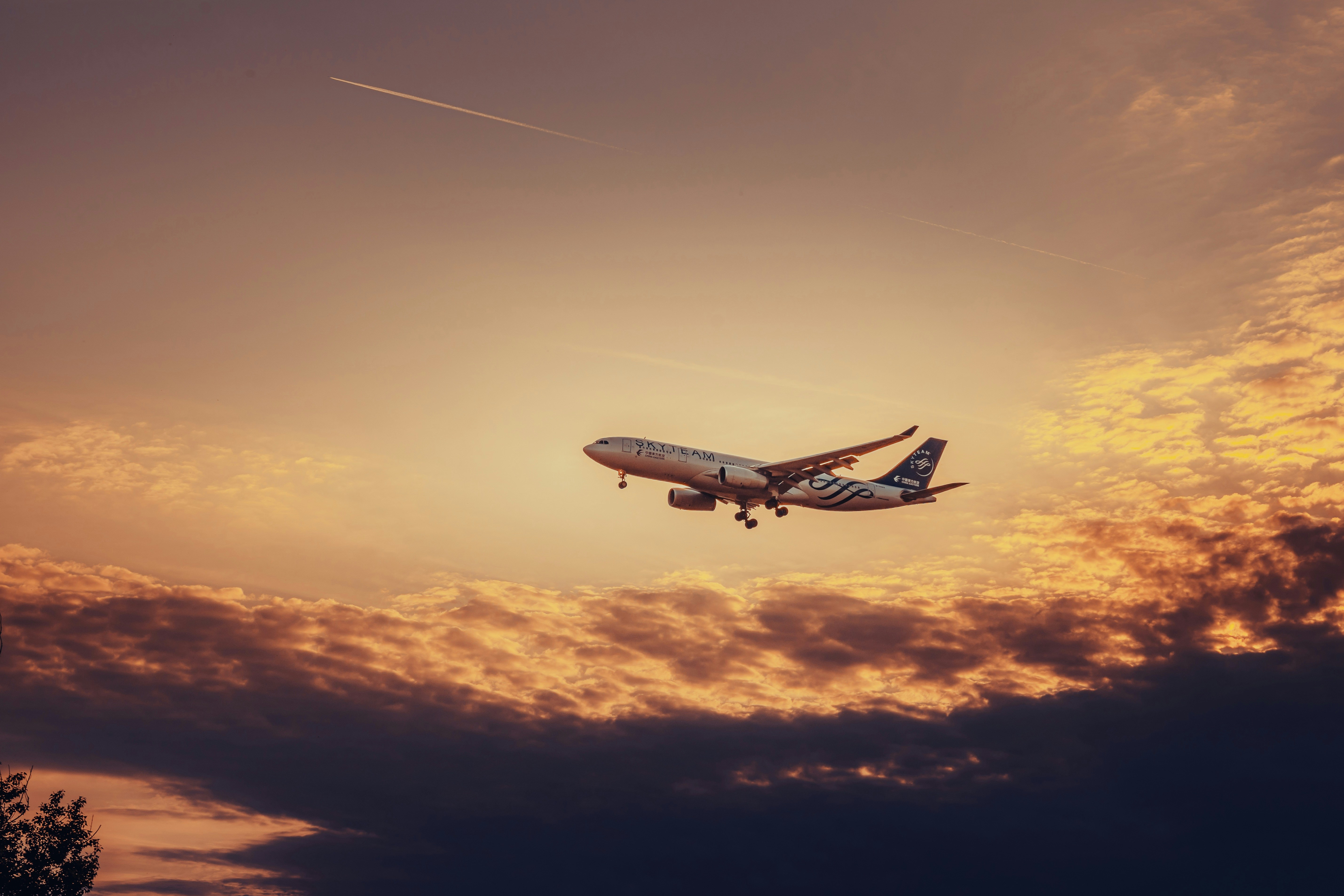 Sunset Approach: A Jet Glide Toward the Hushed Horizon