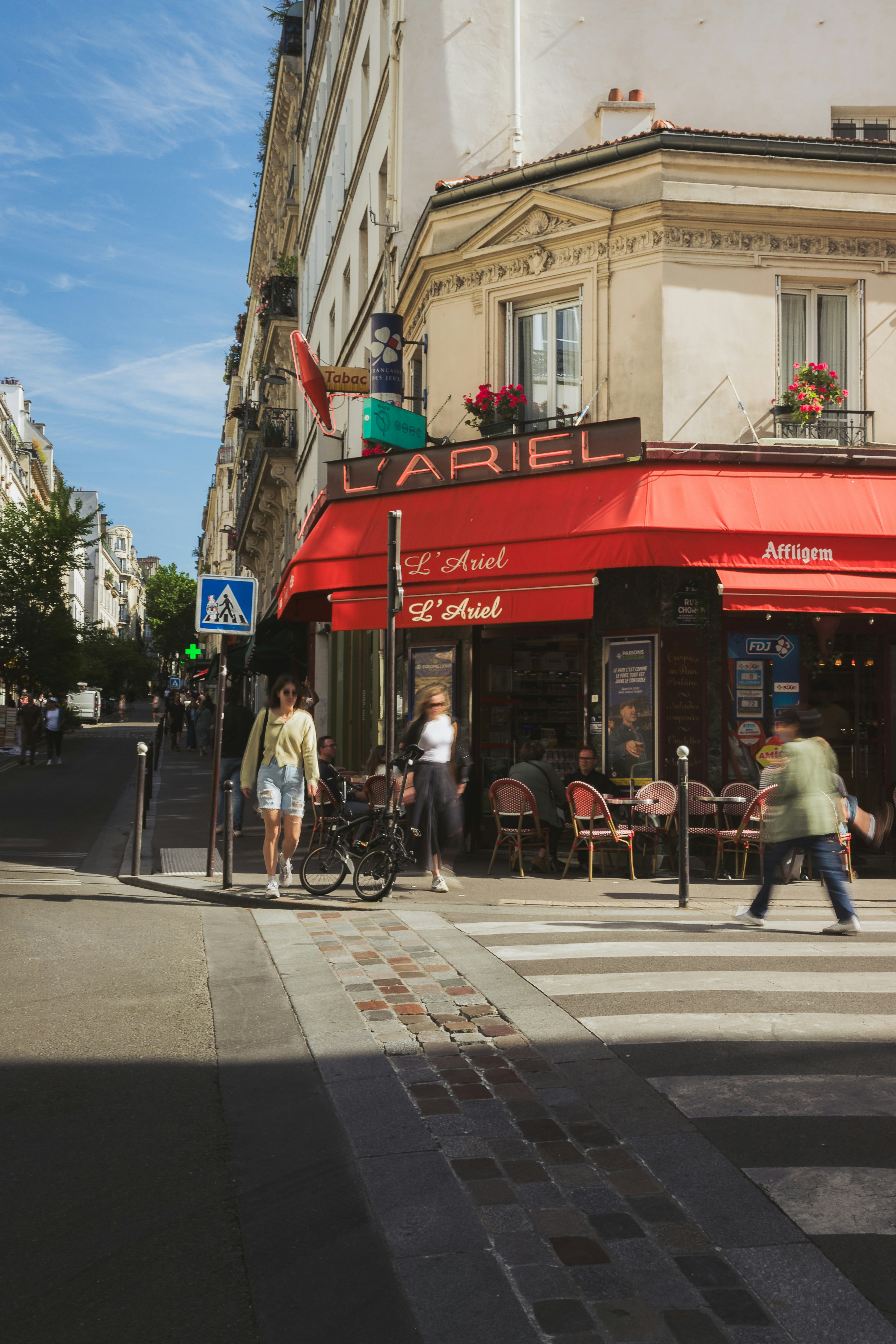 L' Ariel: Café Culture on a Parisian Corner