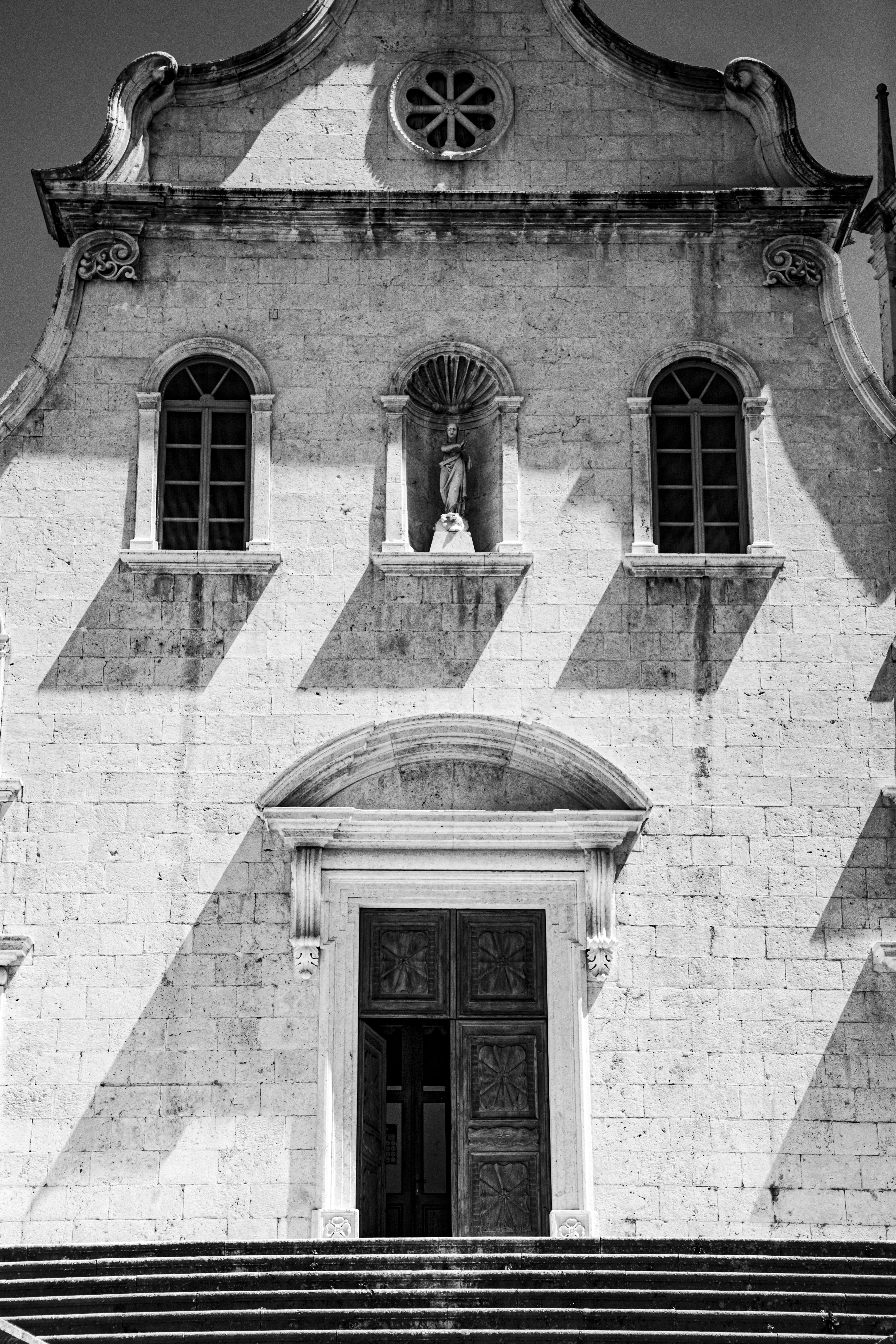 Stone Facade Reverberates: A Monochrome Staircase to the Door