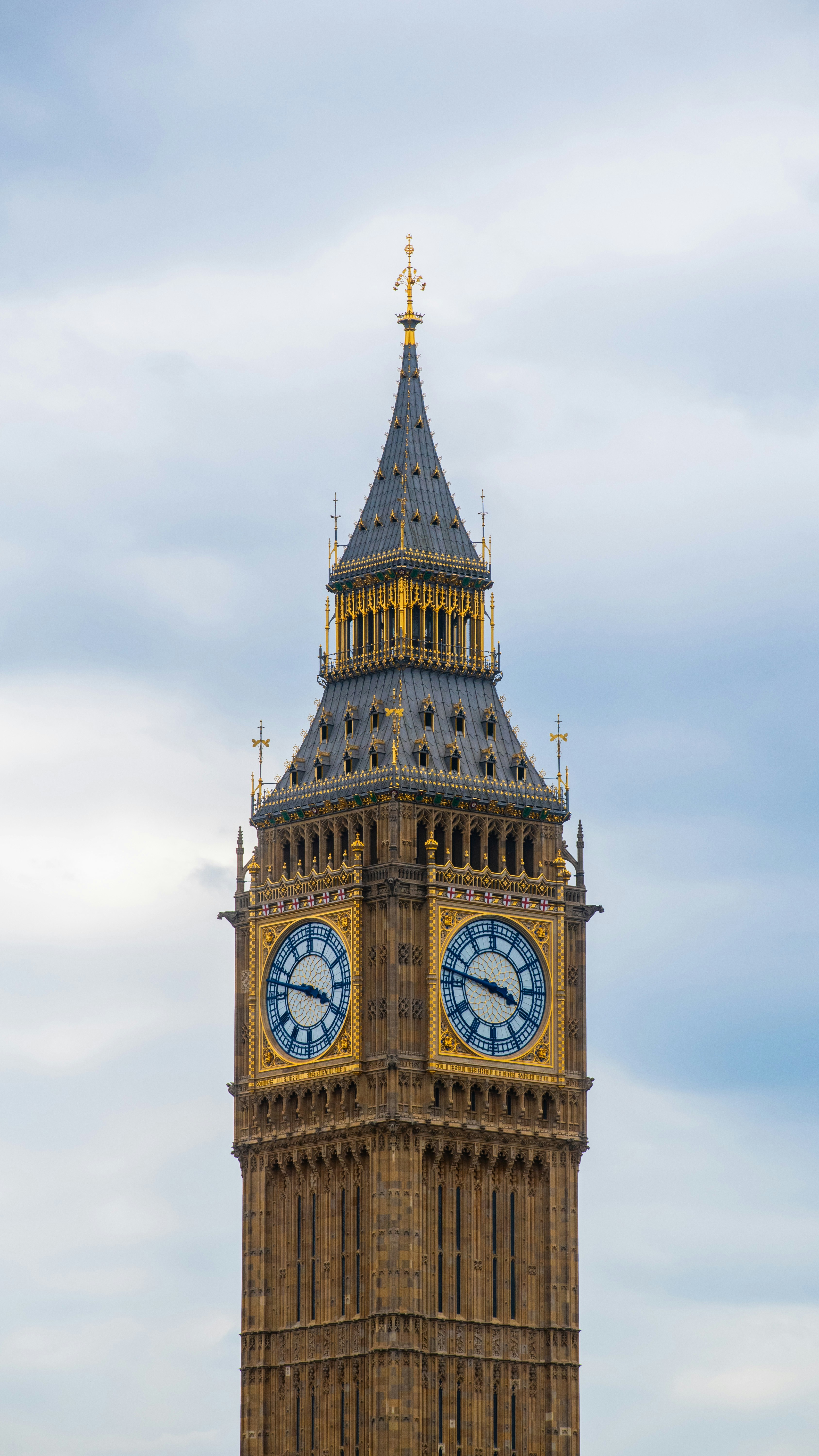 The Clocktower Ascends: A Skyward View of Big Ben