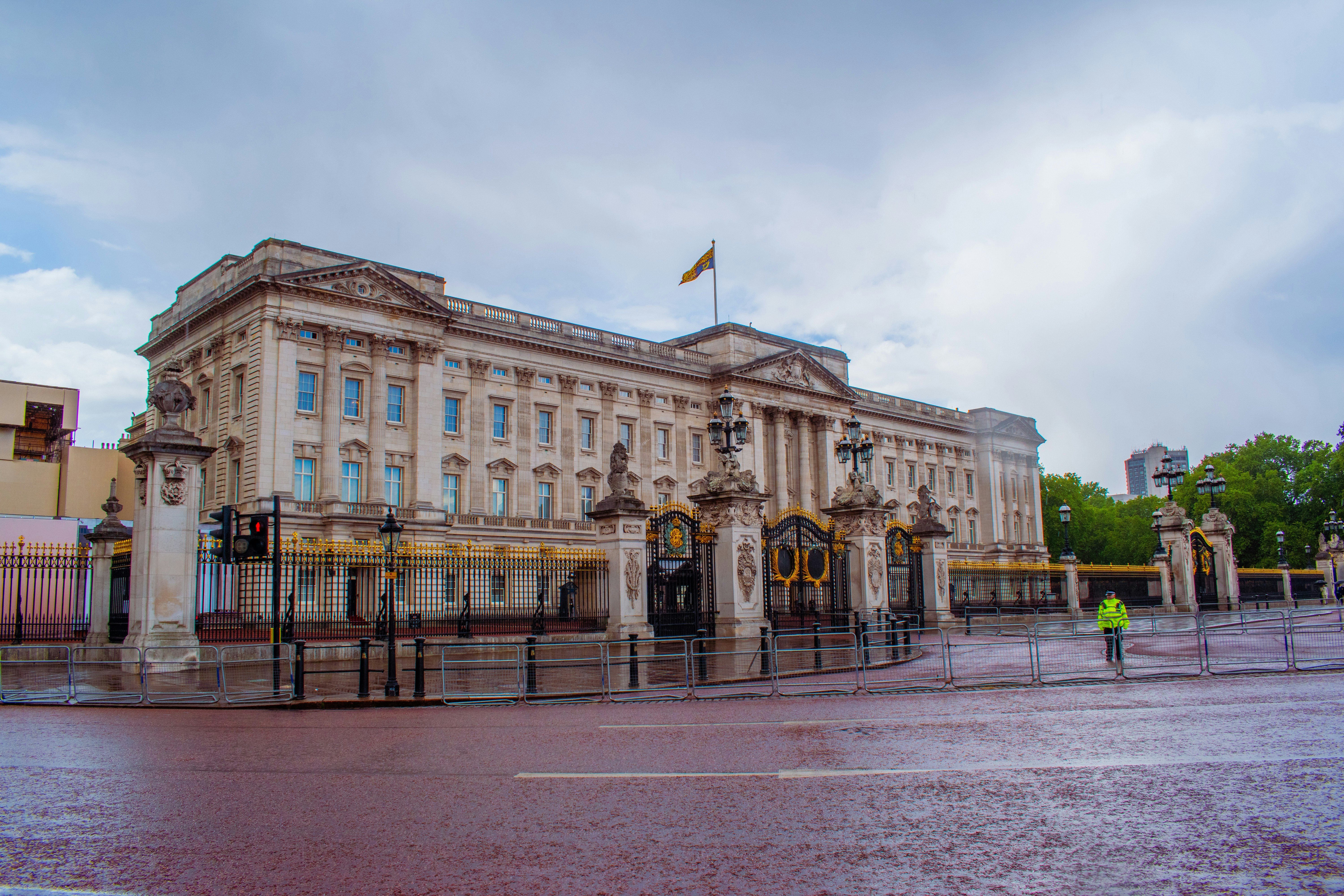 Buckingham Facade at Dusk: Gates, Guard and the Flag