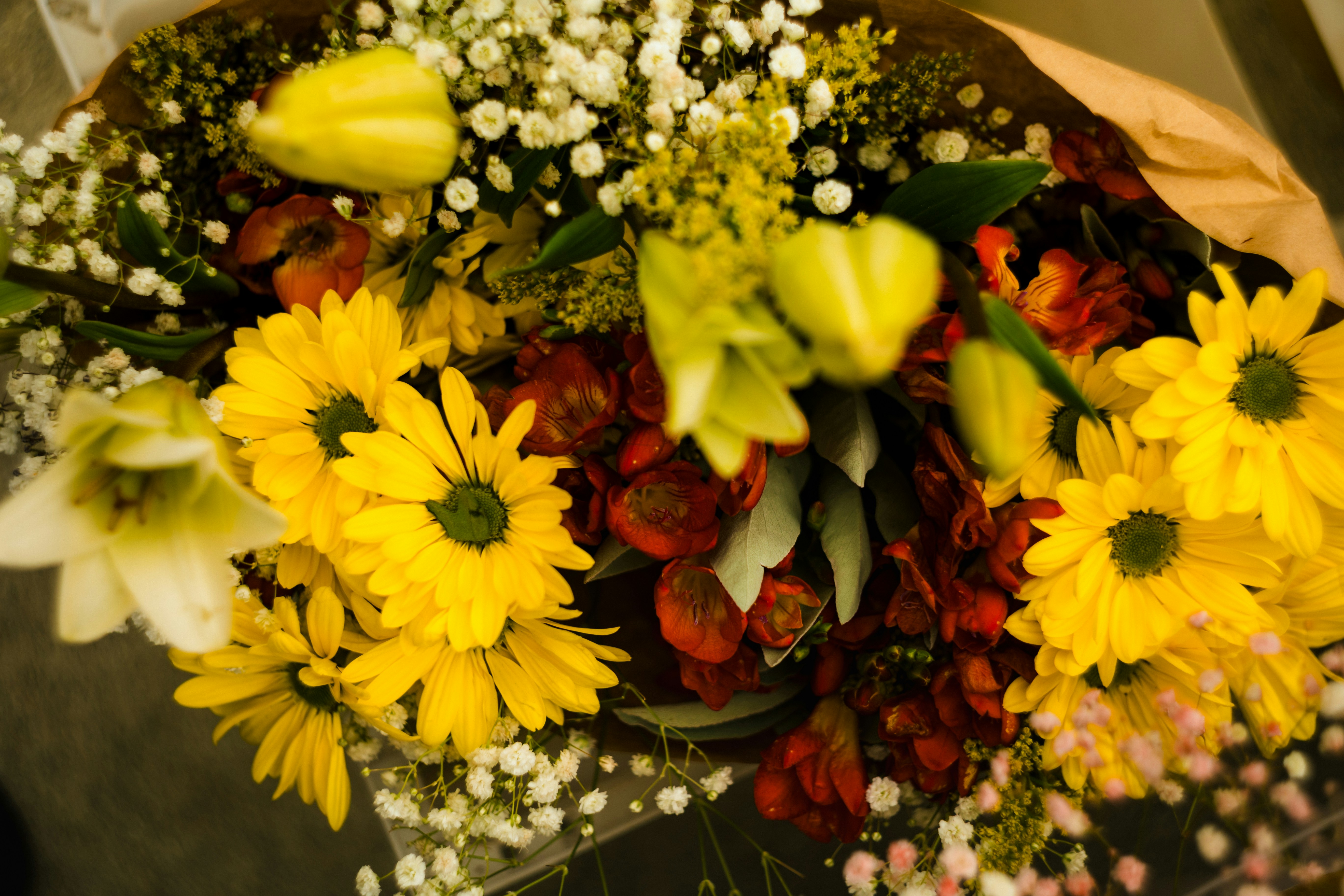 Vivid Sunlit Bouquet: Golden Daisies and Lush Accents