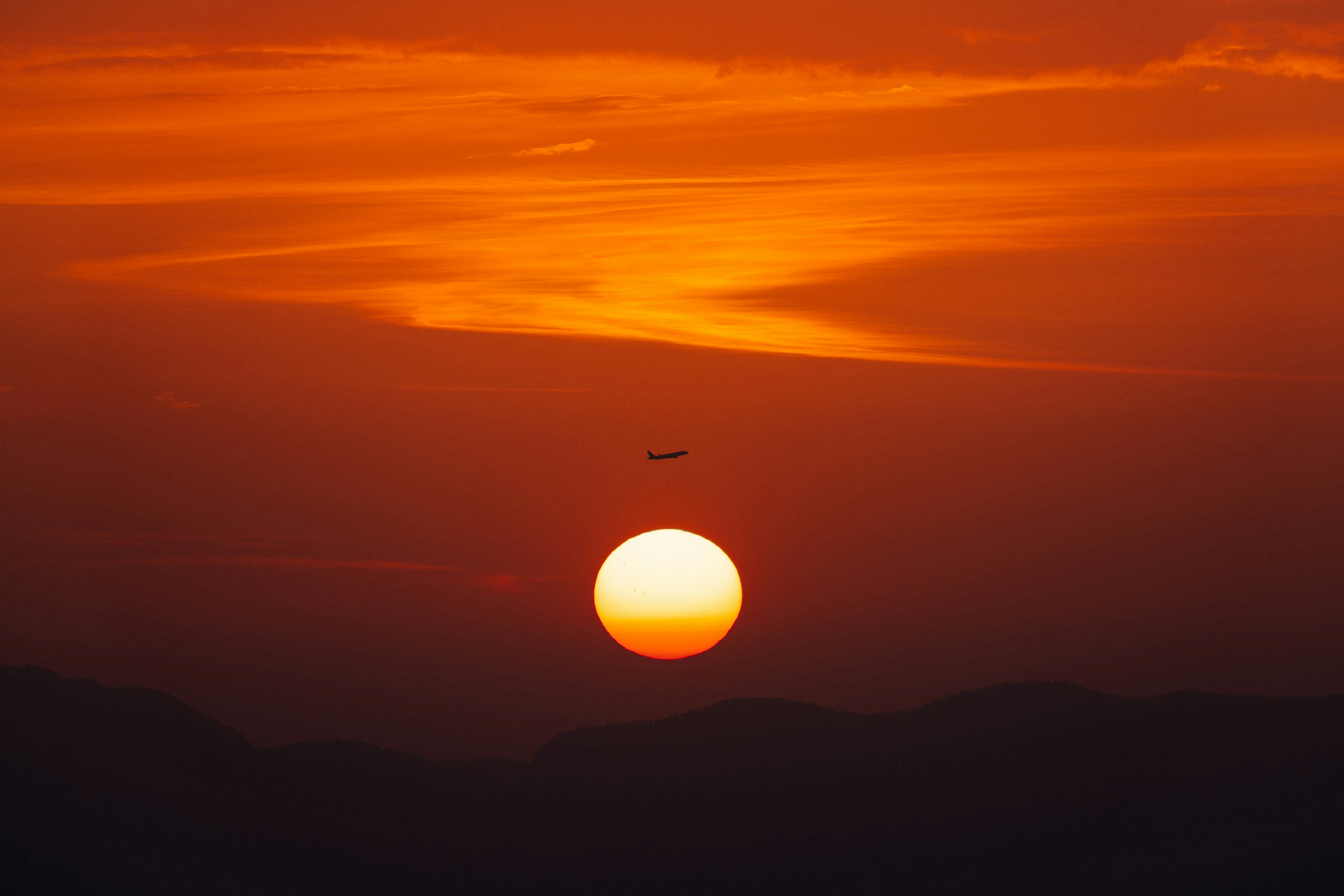 Low Sun, Silhouette Ridge: A Quiet Dusk Moment