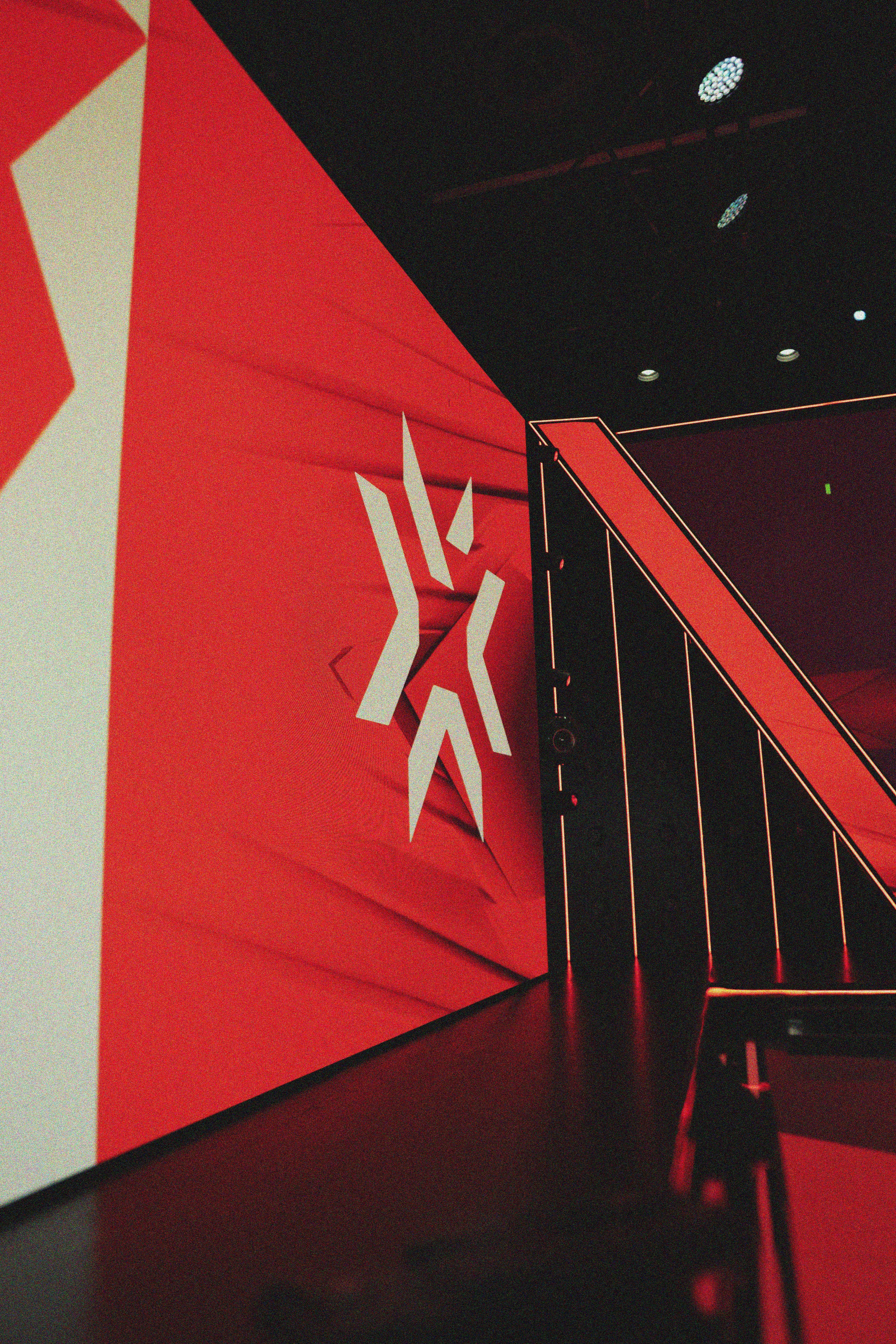 Red Staircase Echoes: A Geometric Corner of Contrast