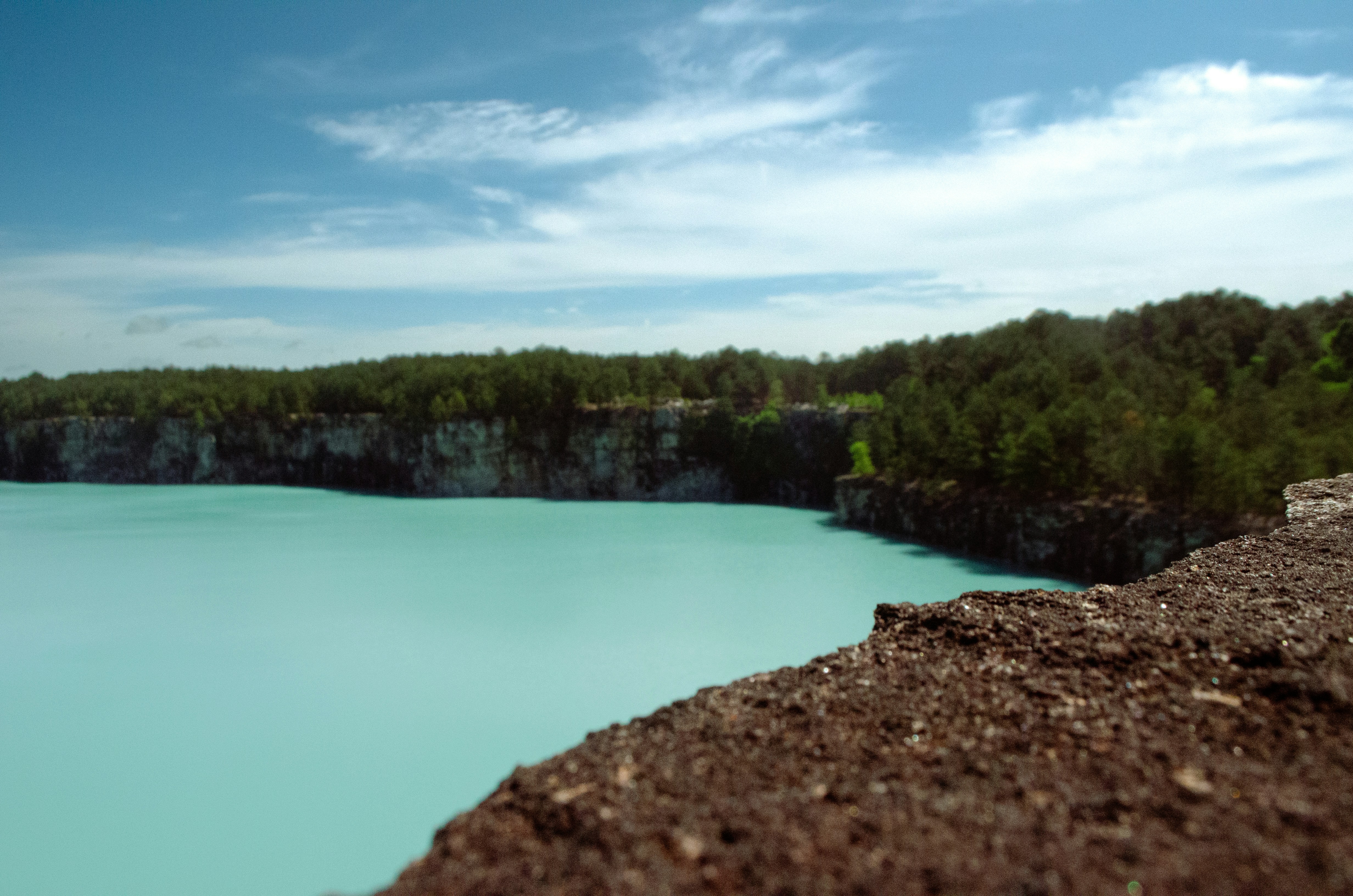 Turquoise Serene Rim: Cliff, Water, and Sky