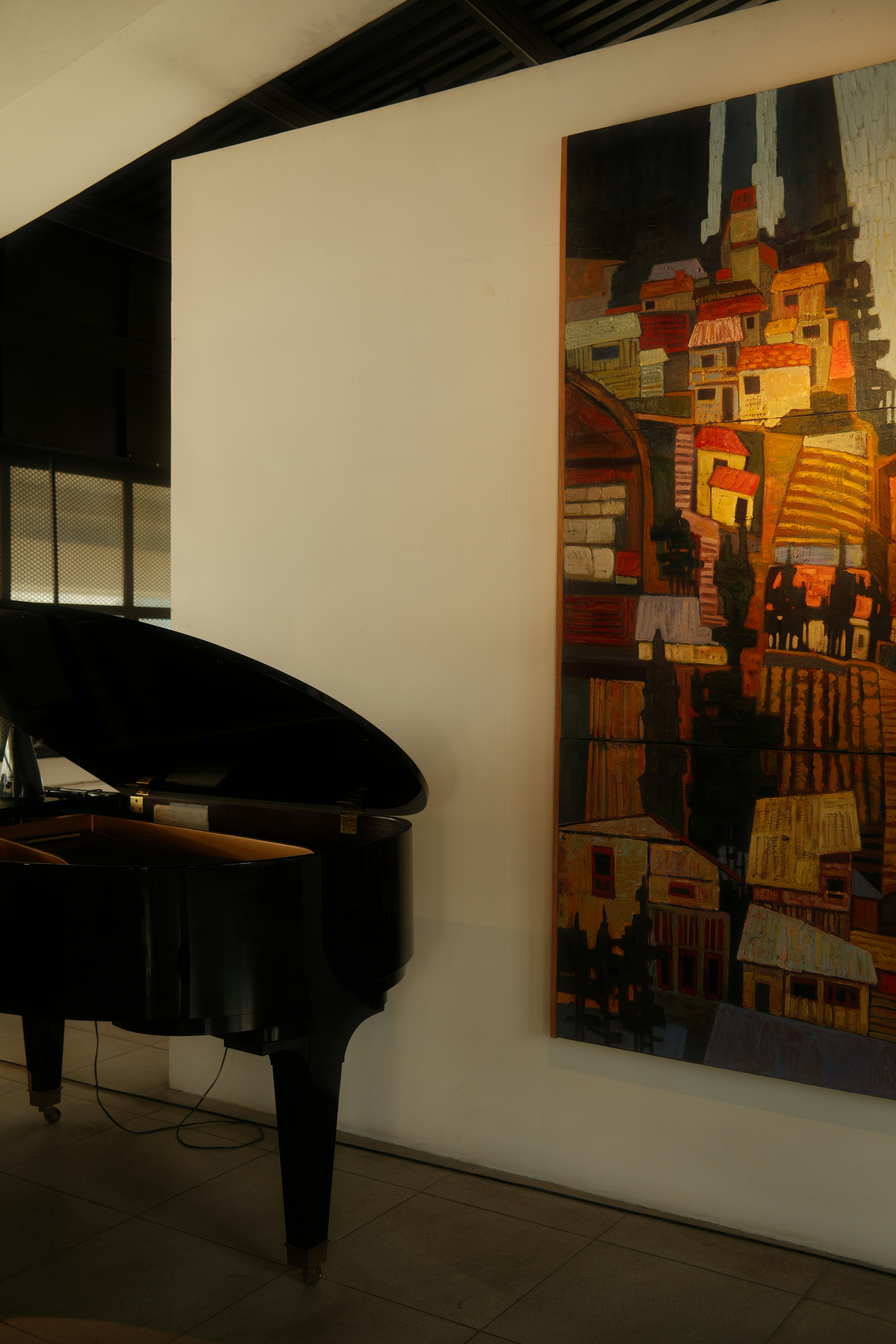 Silent Grand: A Modern Gallery Corner with a Painted City