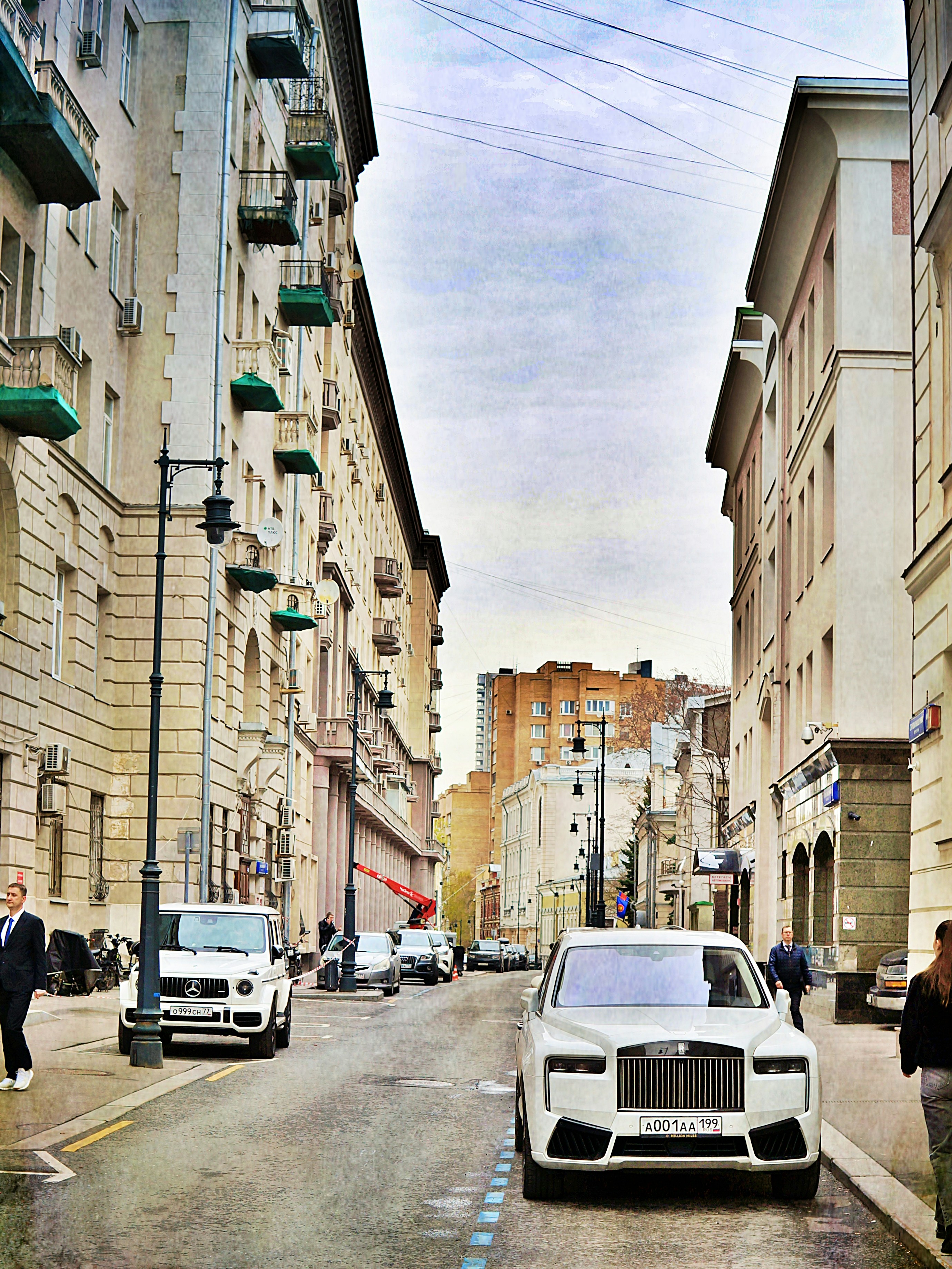 Urban Avenue in Bloom: A Luxury SUV Fringed by Historic Facades