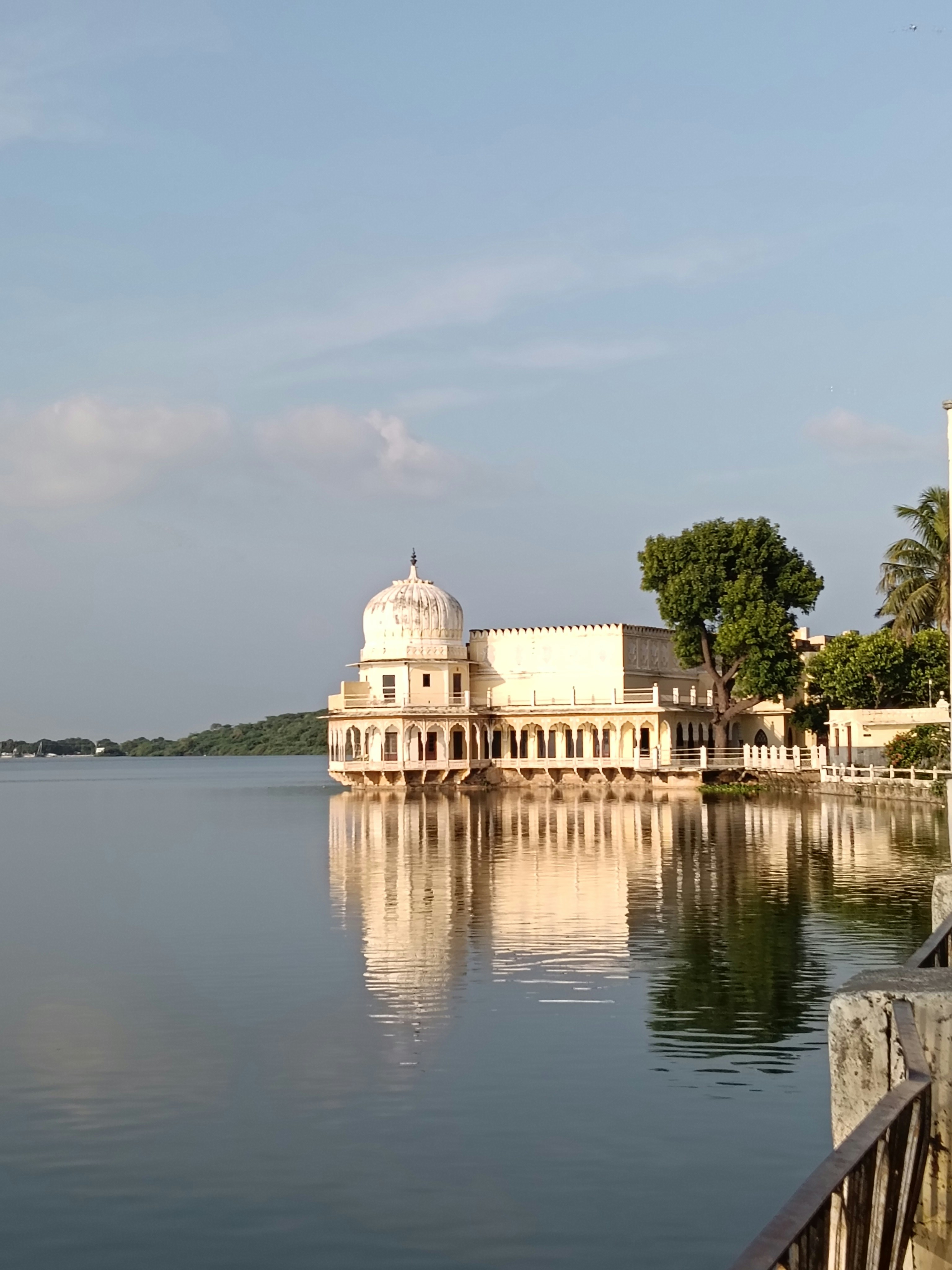 The 'Phool Mahal'( Flower Palace ) , is an example of the serenity of Rajasthan's architecture . Situated on the bank of the 'Gundolav Lake' in the Kishangarh riyasat (princely state).