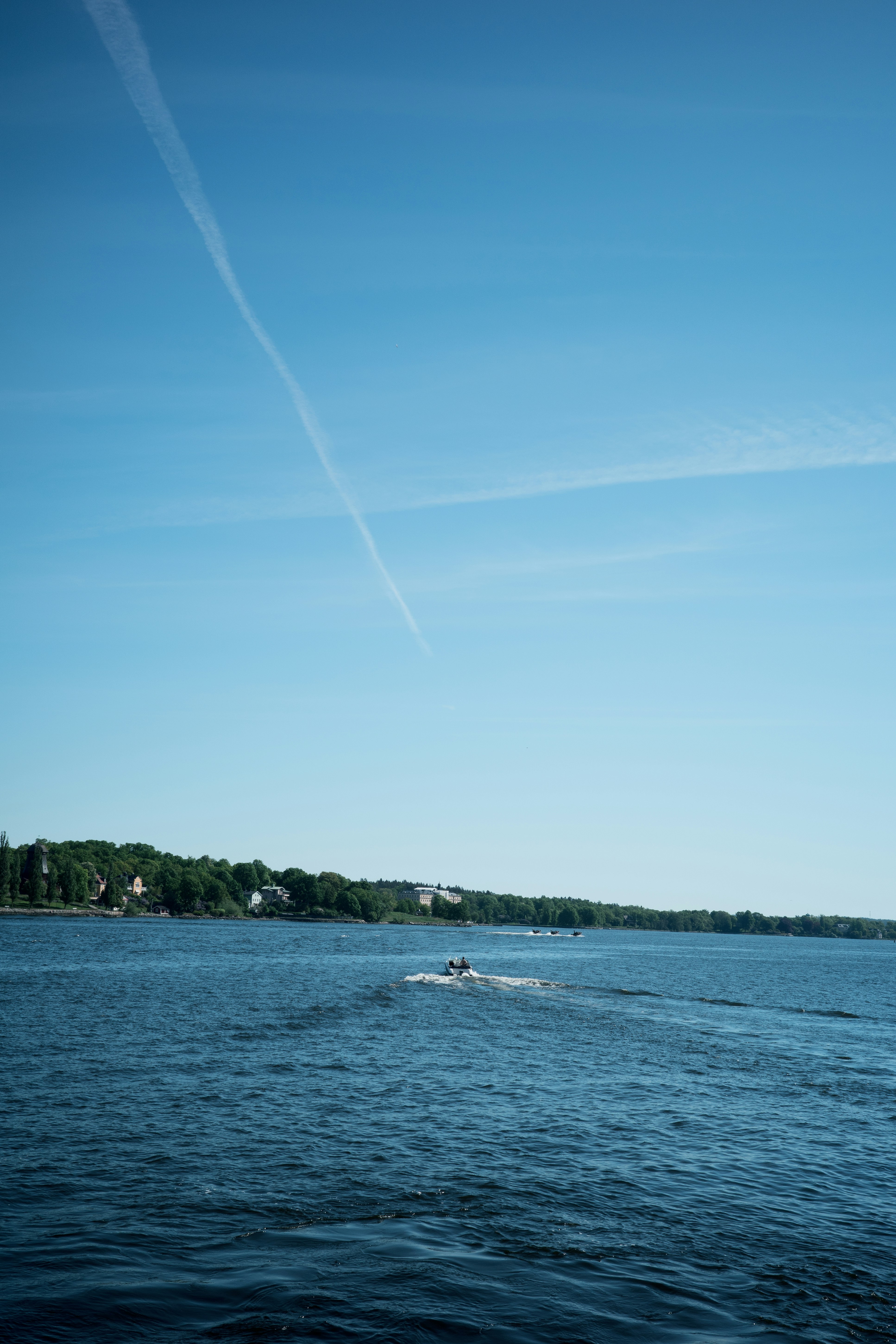 Keen Horizon: A Quiet Wake Skims the Lake