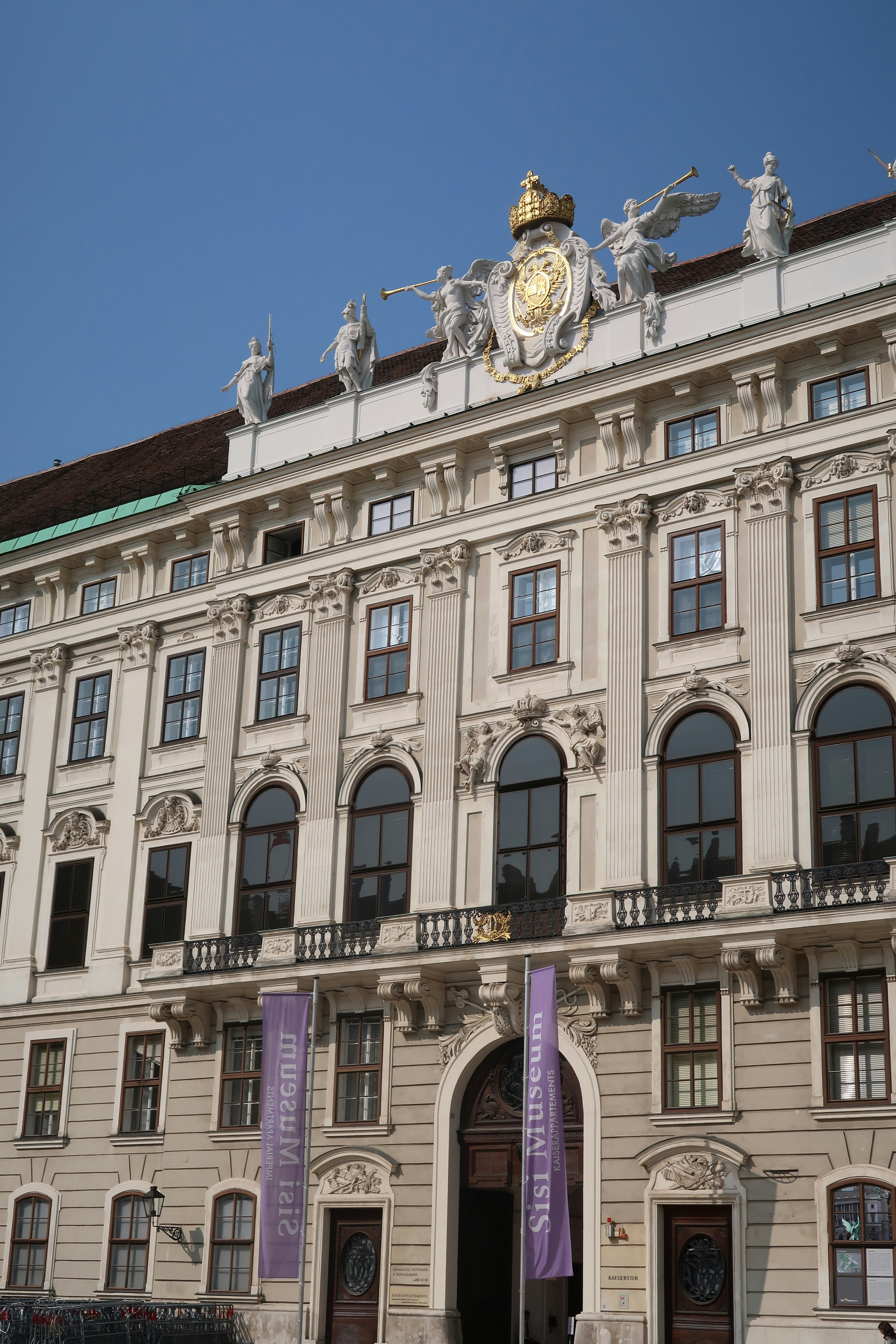 Baroque Facade Crown: A City Landmark Surmounted by Statues