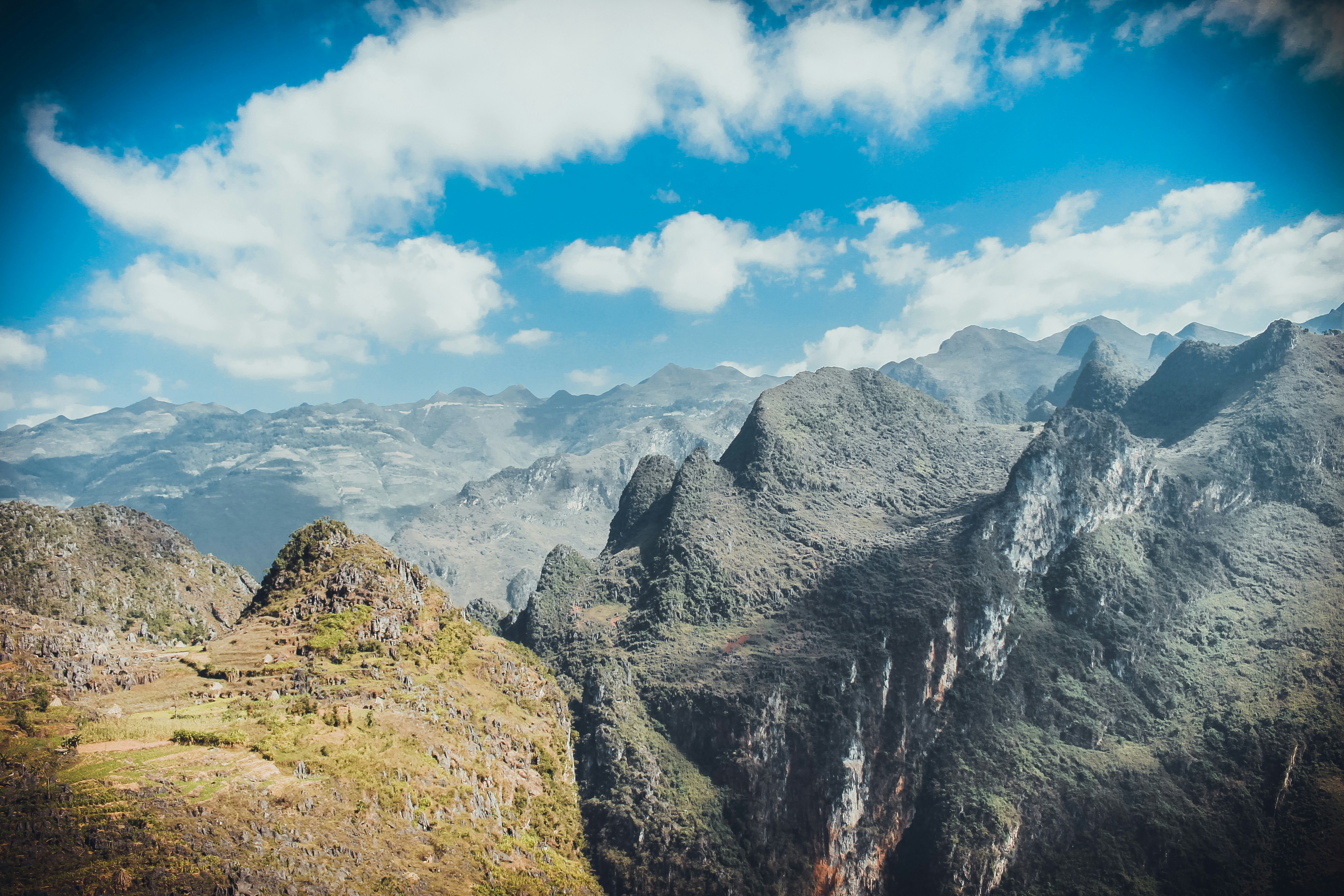 Aerial Knife-edge: Mountain Ridge Under a Clear Sky