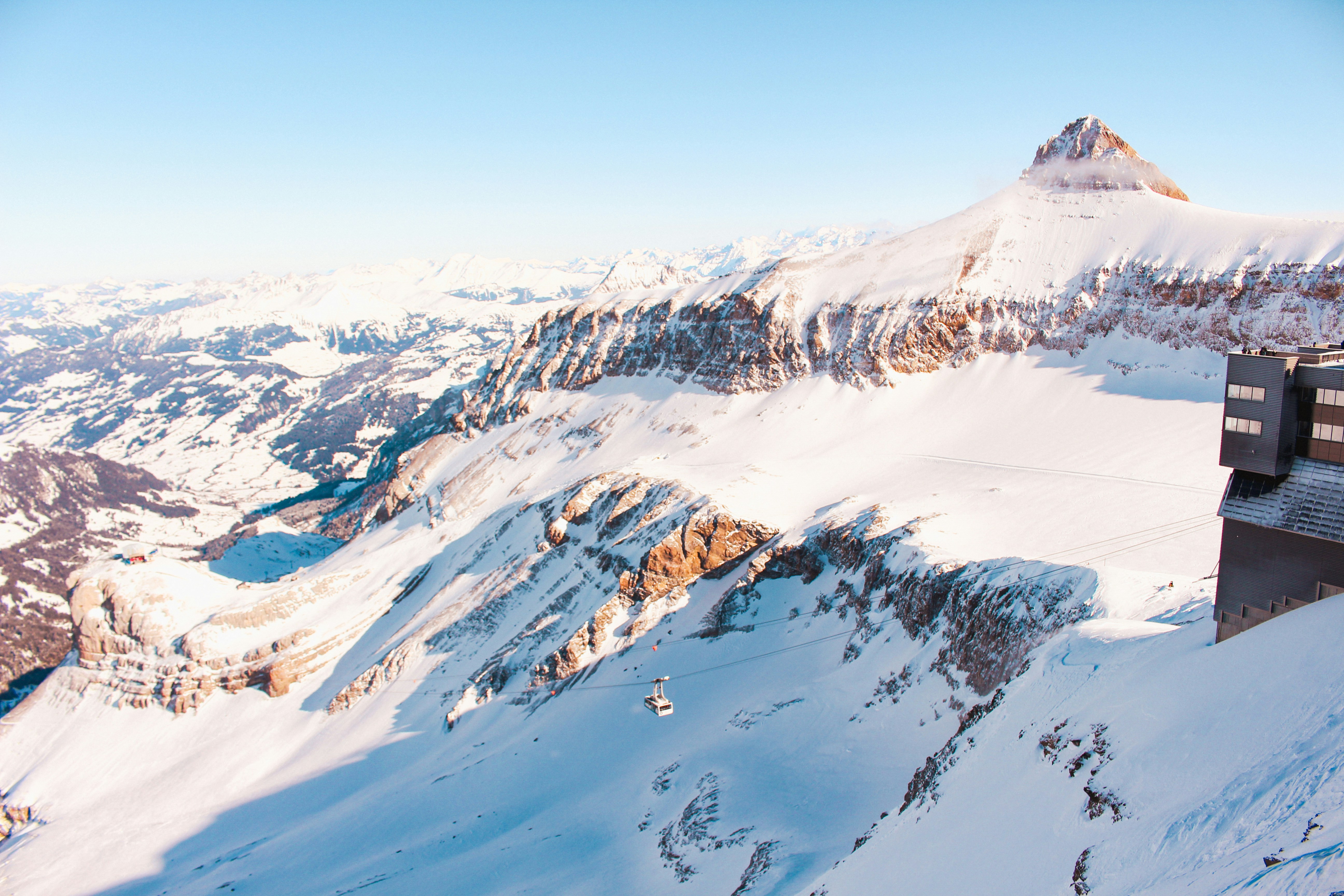 Polar Peak Overlook: Snowbound Ridge Under a Clear Sky