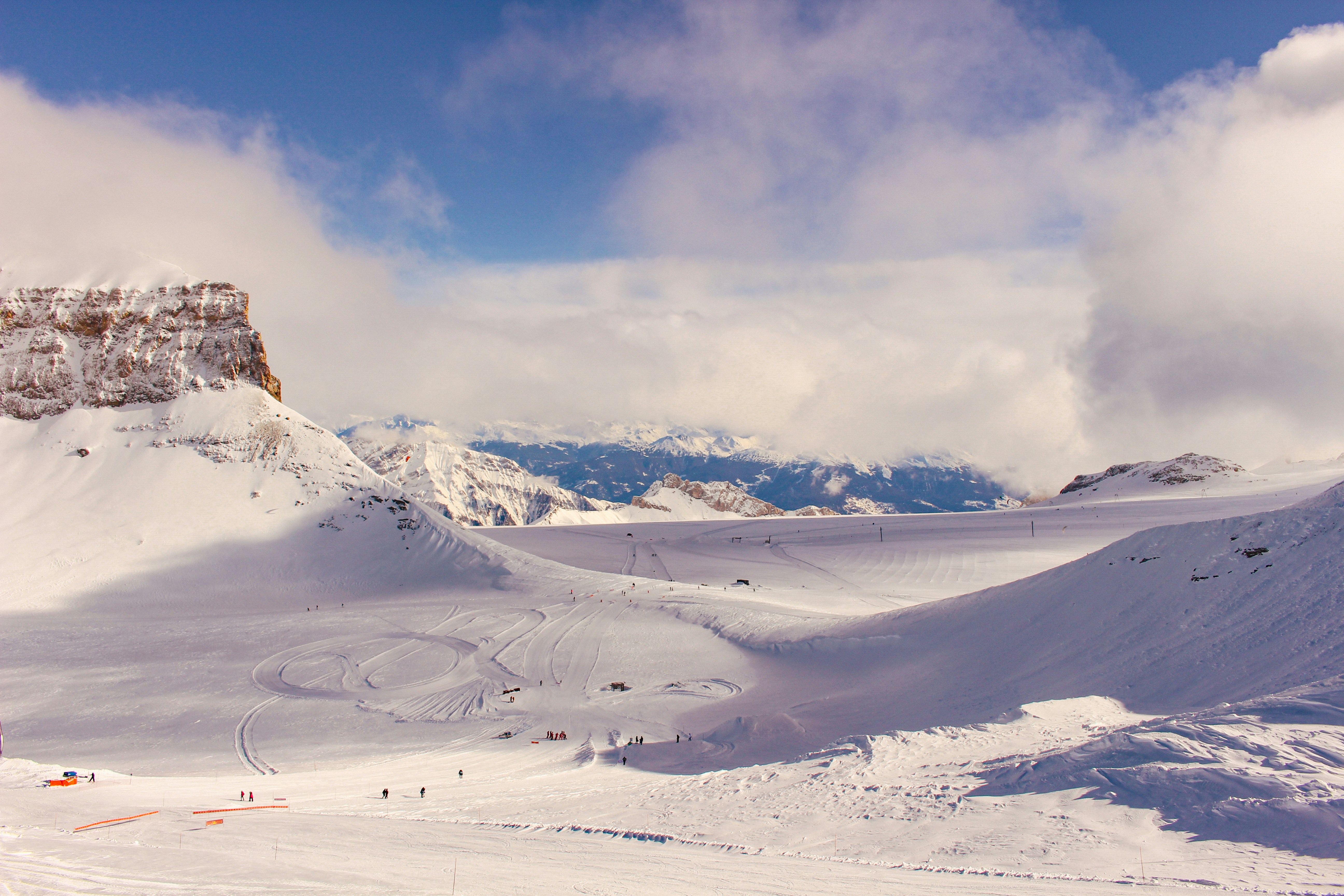 Glacial Fjord of Snow: A Quiet Basin under Alpine Light