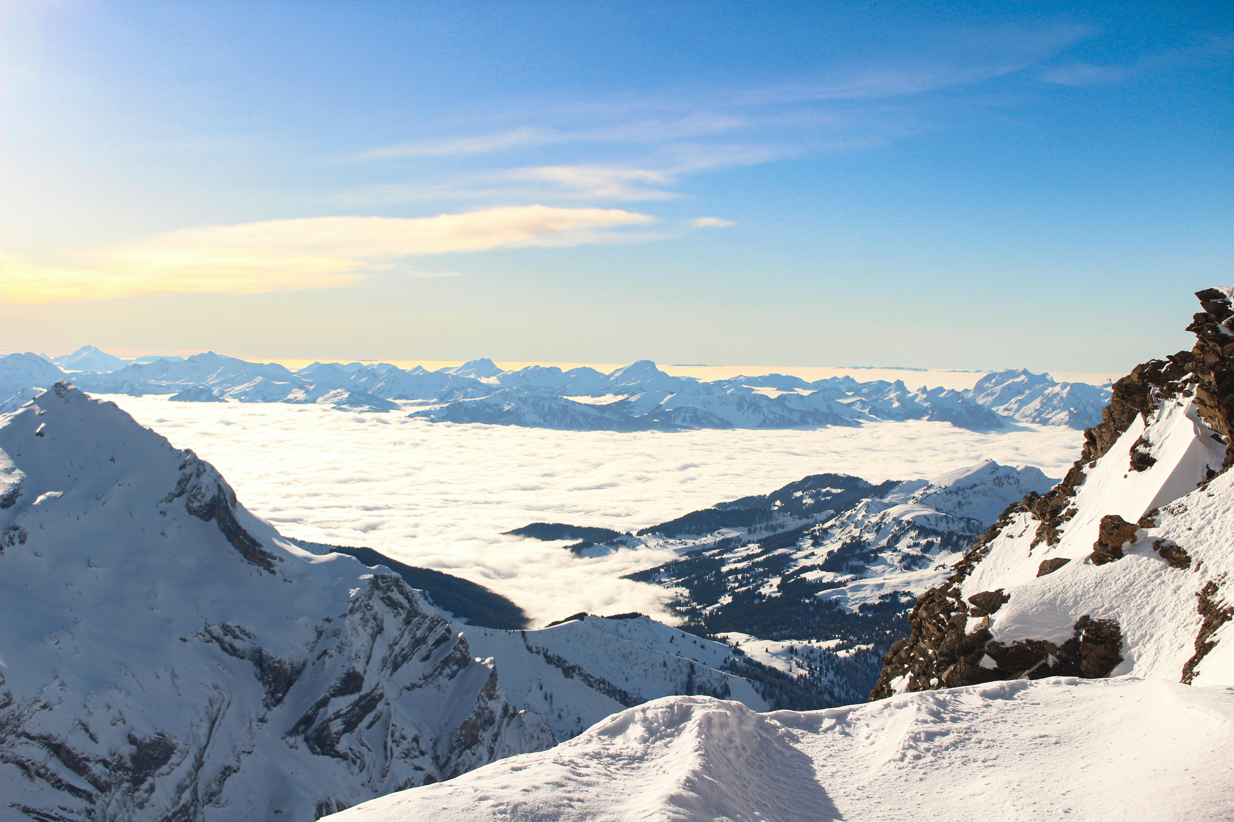 Apex of the White Sea: Snow-Crowned Range at Dawn