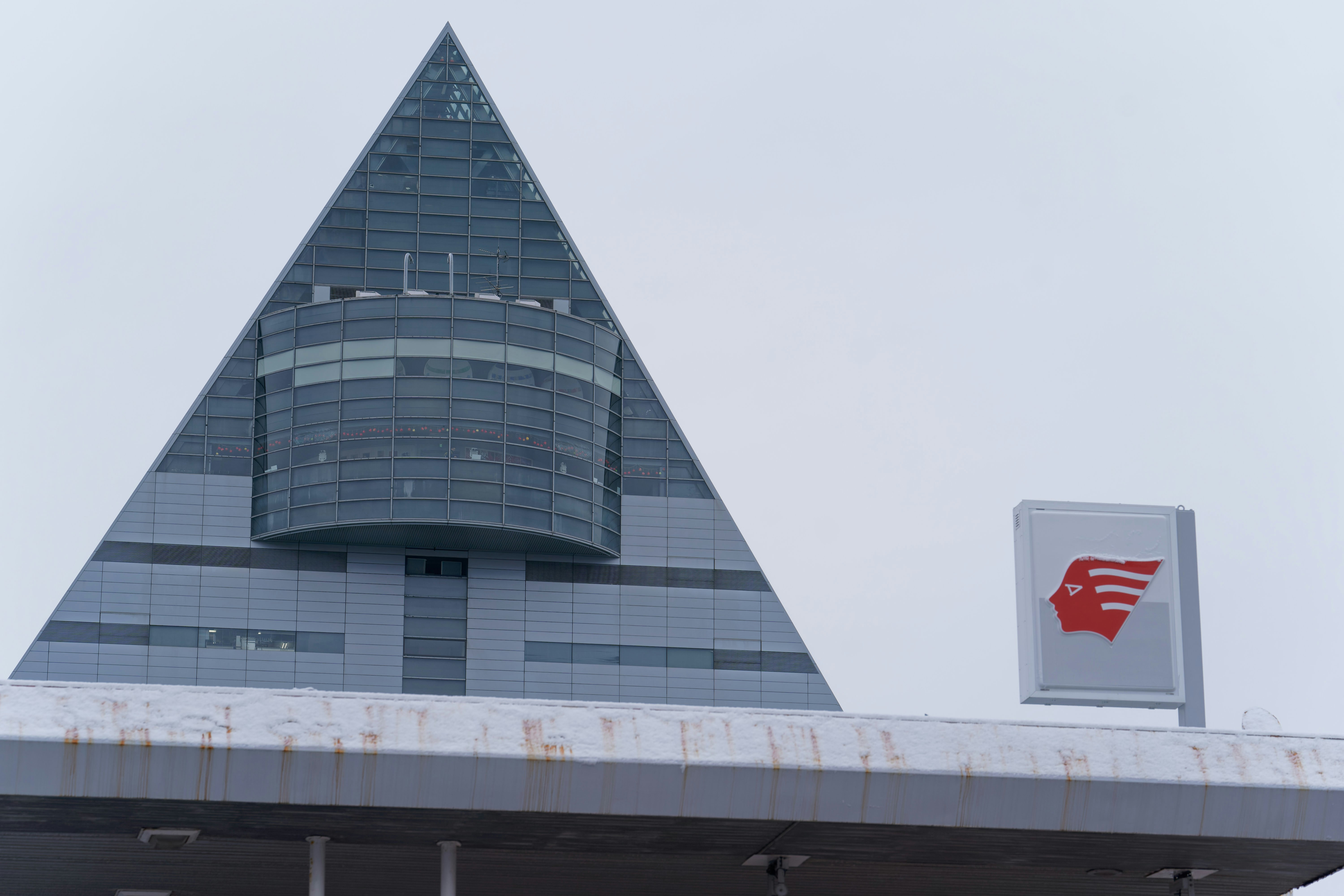 Pyramidcrest: A Modern Facade under a Rusted Roof