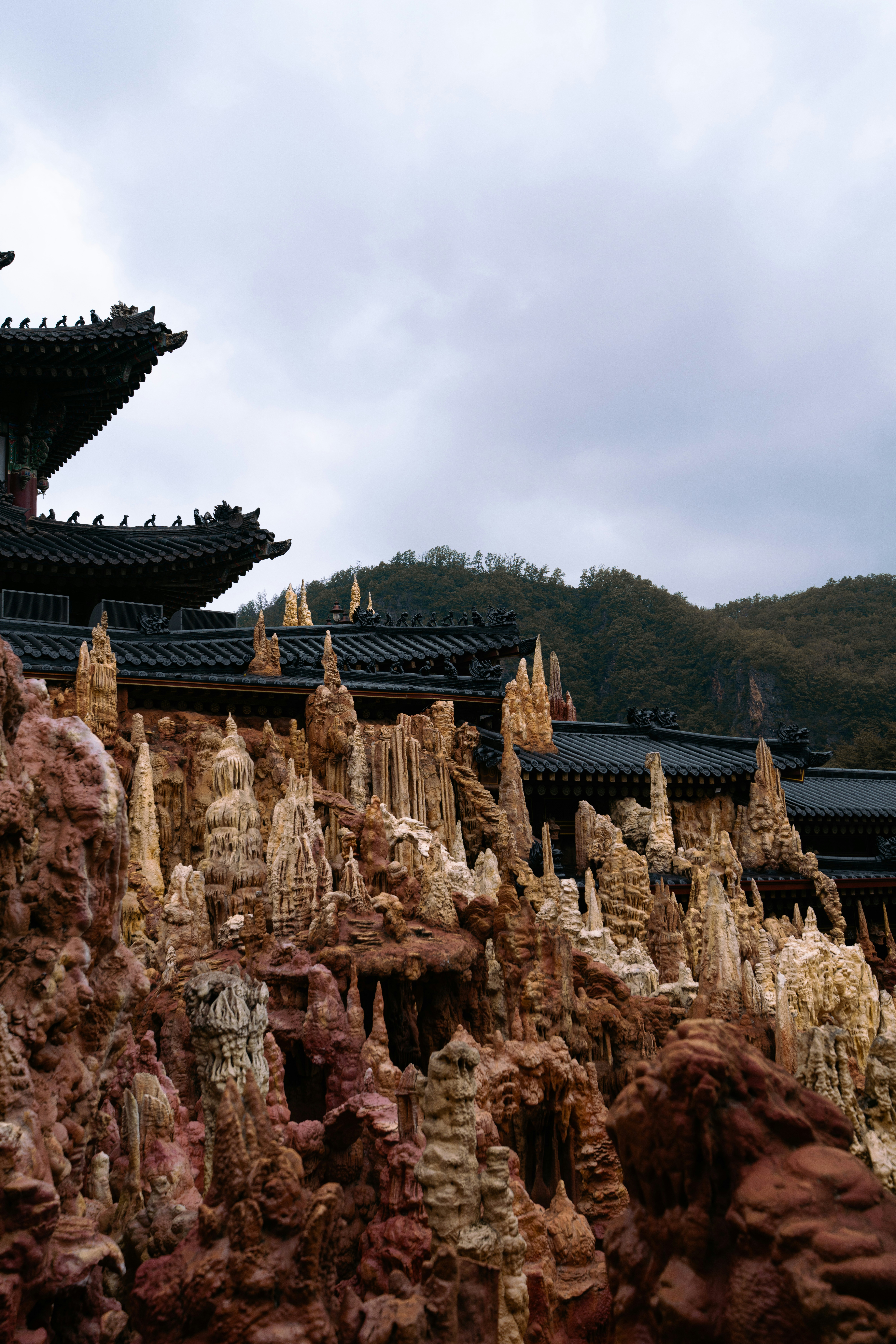 Stone Carvings Meet Ancient Eaves: A Temple Cliff in Kumgang–style Sculpture