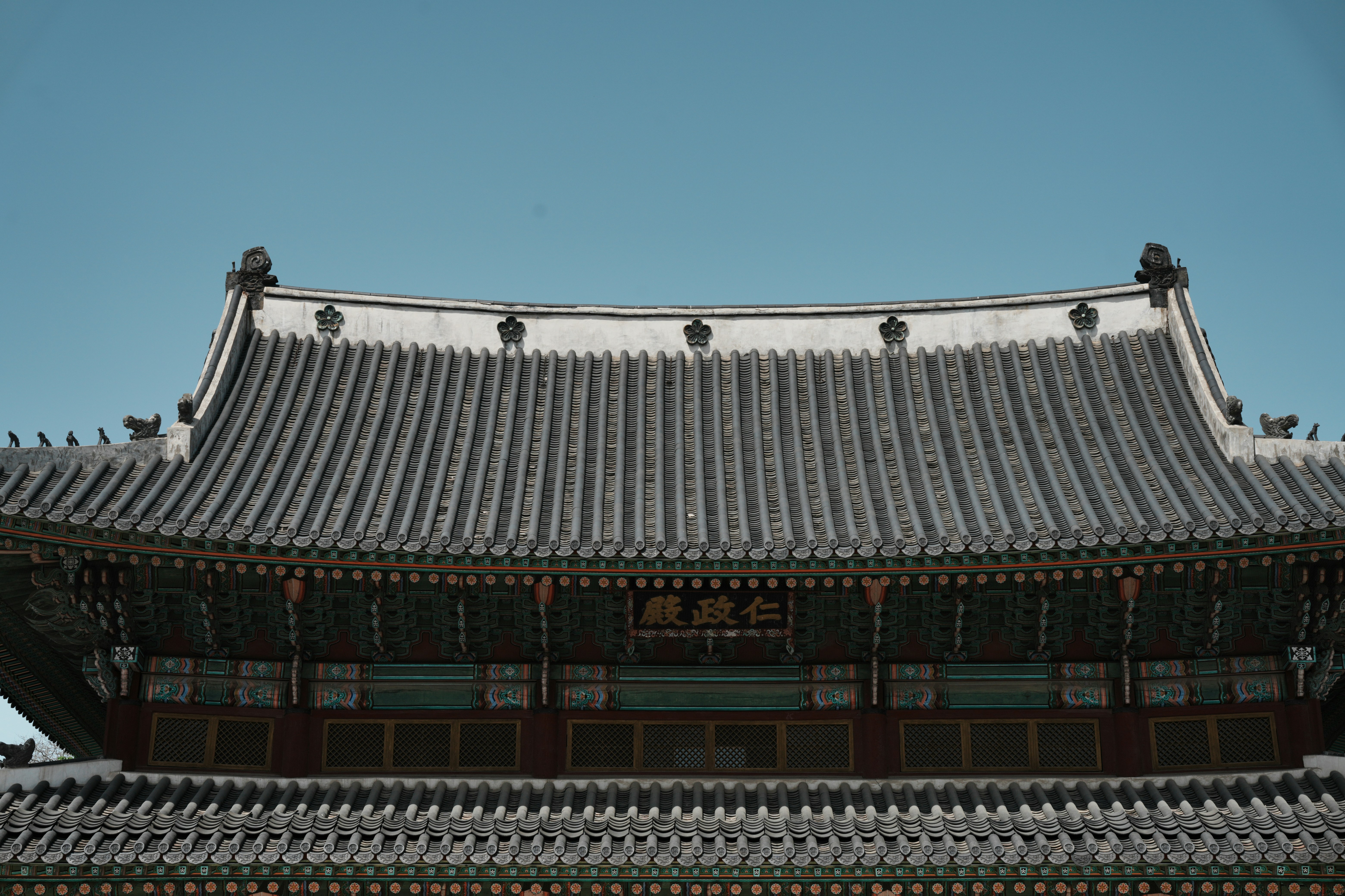 Raised Curves and Painted Steps: A Temple Roof in Focus