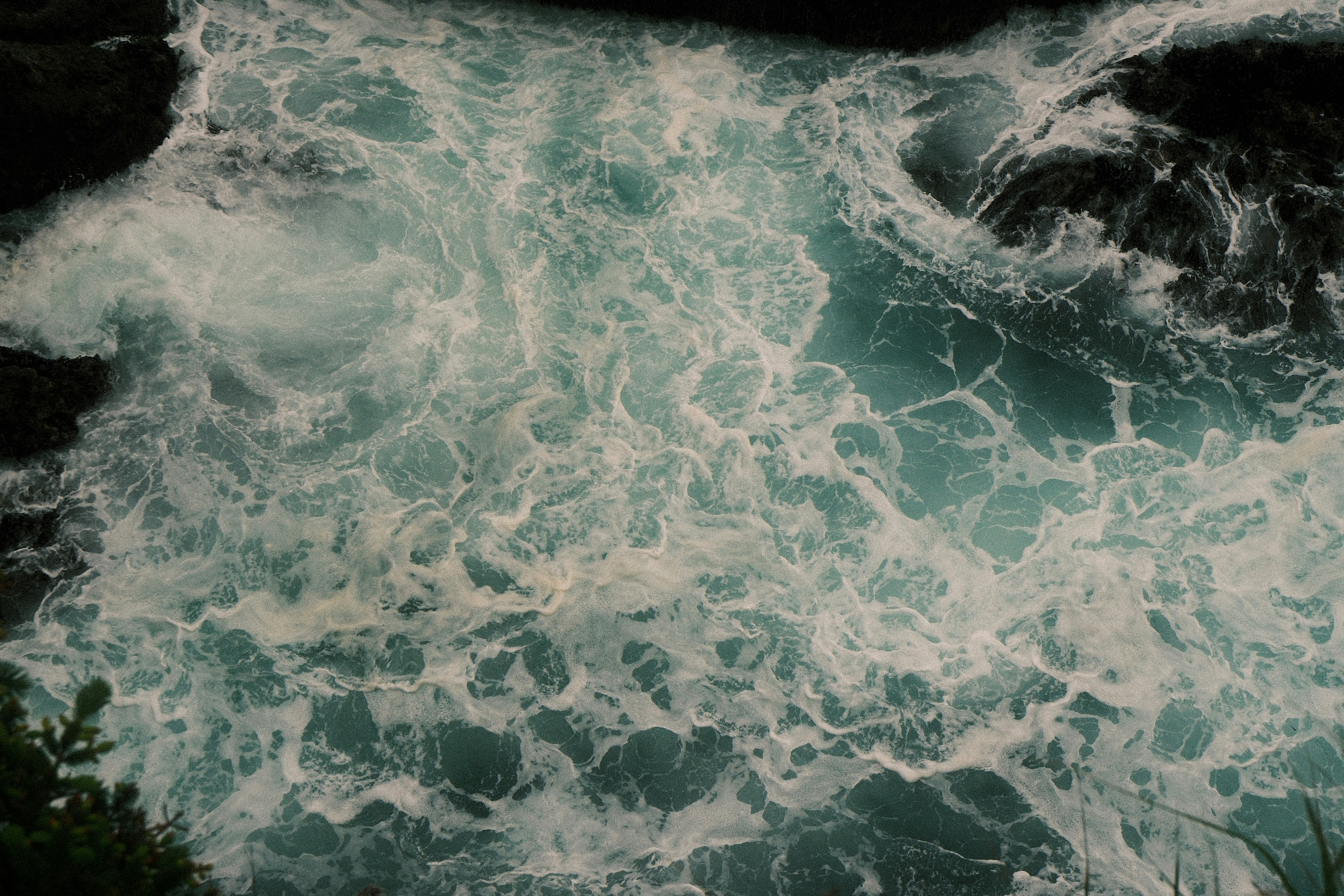 Foam and Furled Currents: A Sea of Turbulent Blues