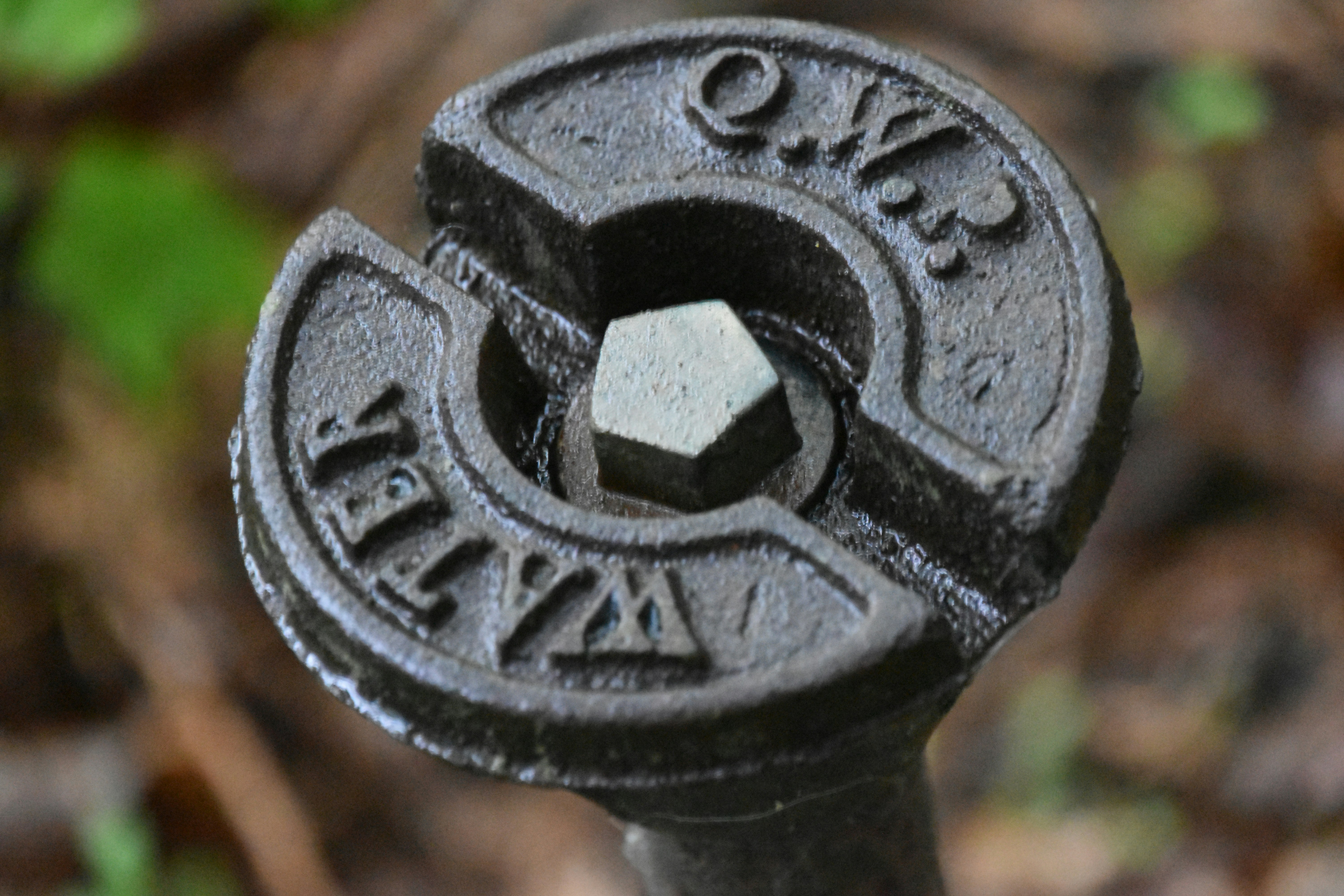 Rounded Weight Plate on a Short Tuff Nut Fastener