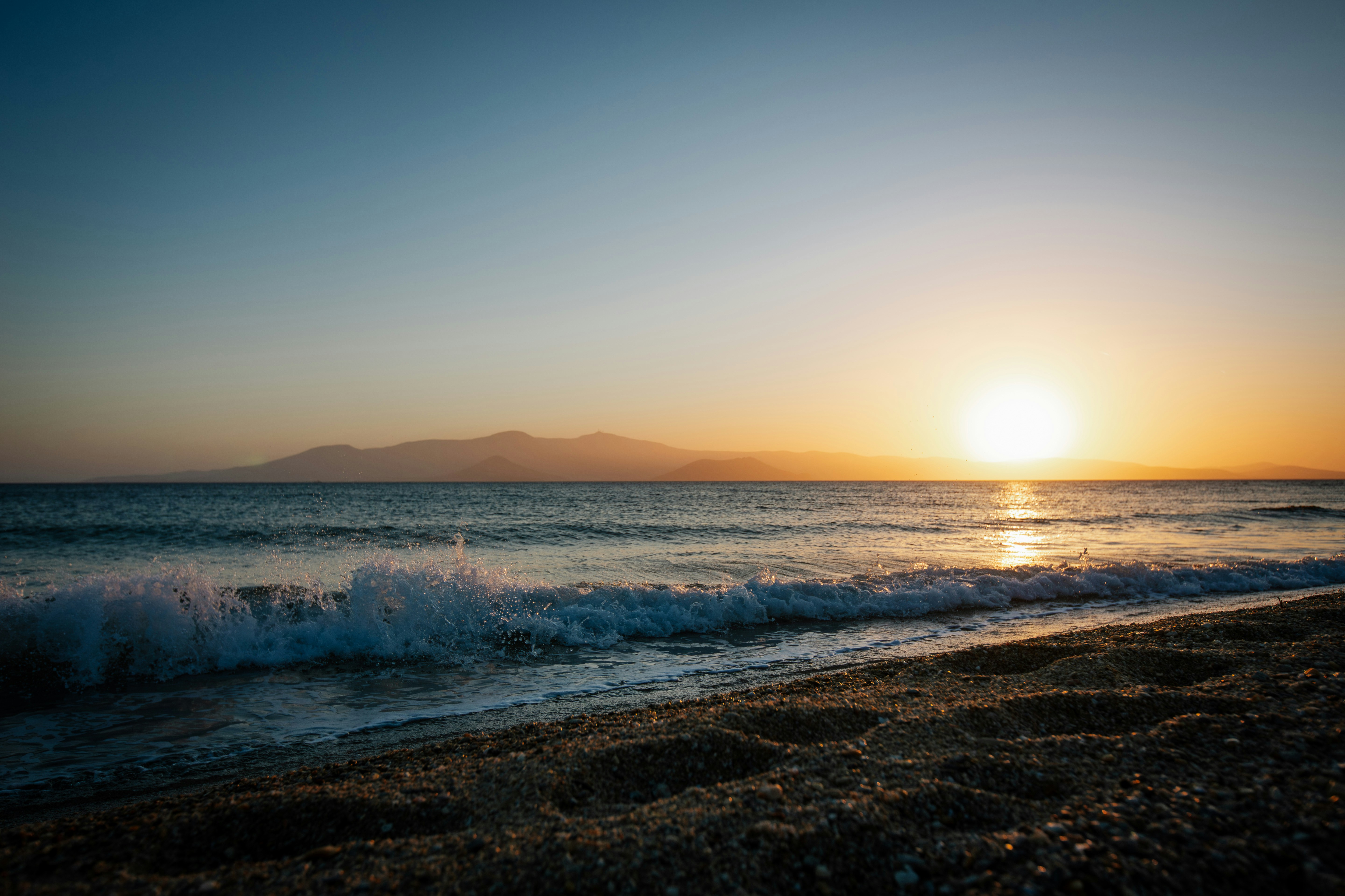 Golden Horizon: Sun-Kissed Shoreline at Dusk