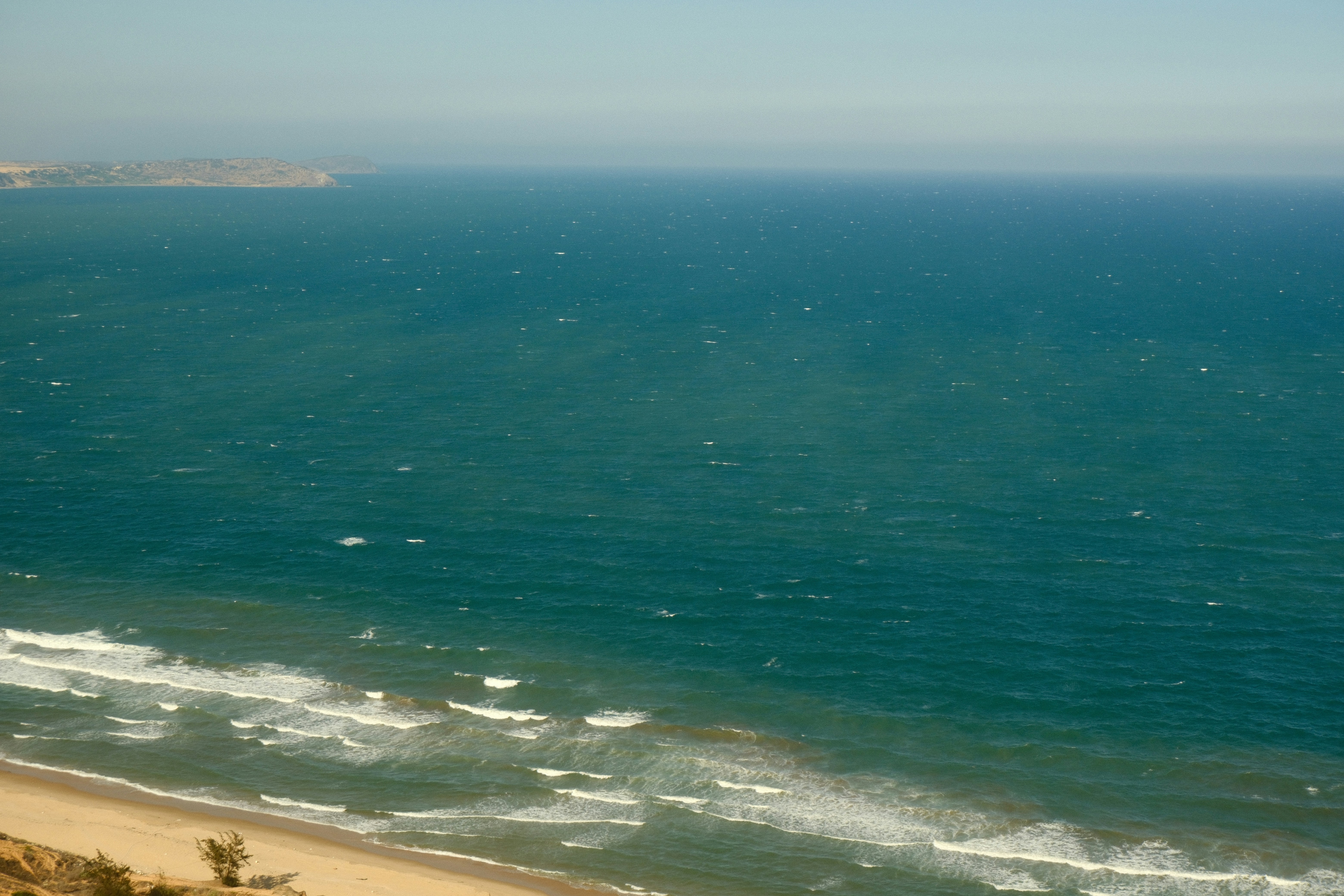 Coastal Expanse: A Quiet Line Between Sea and Shore