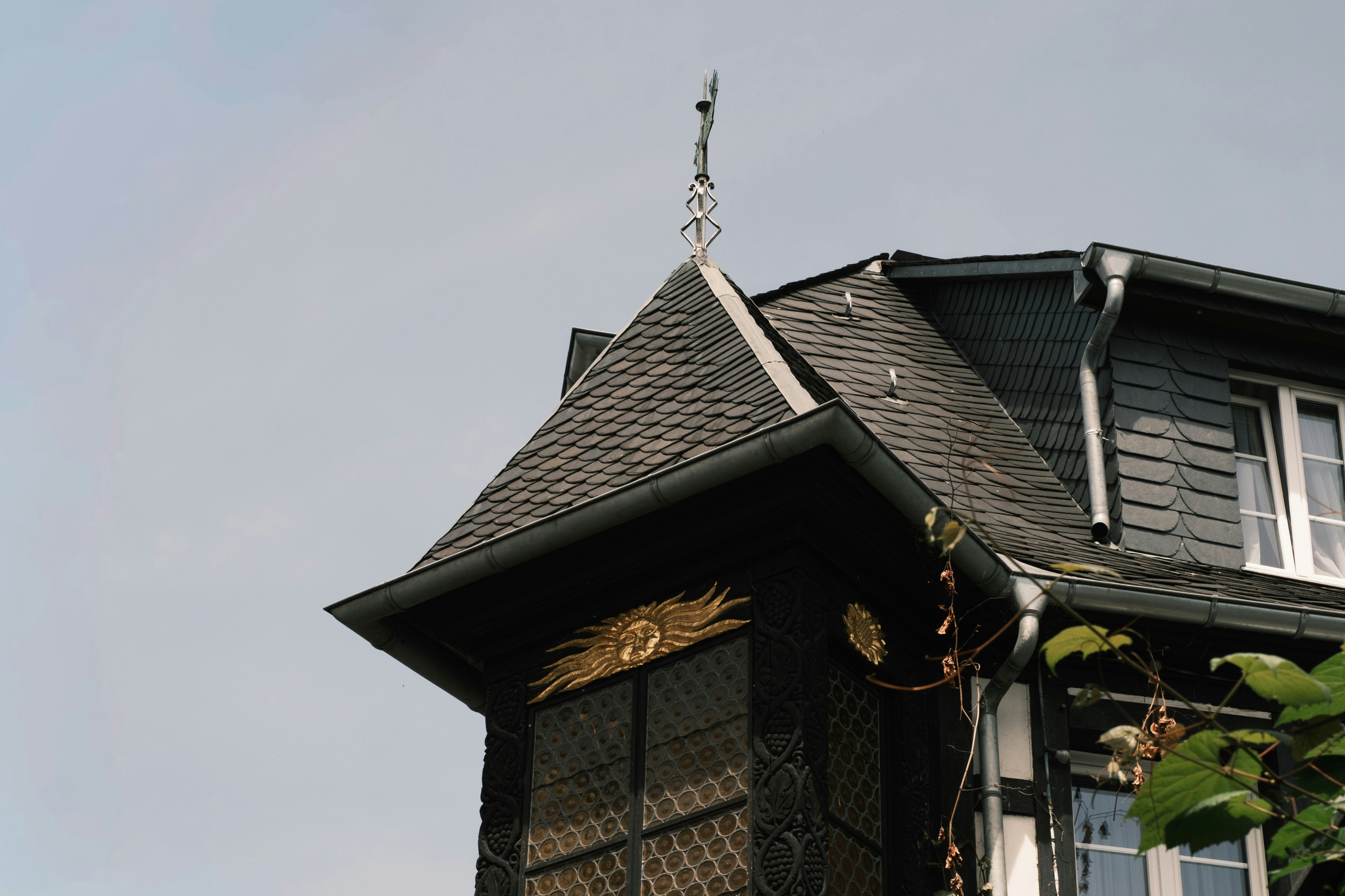 Architectural Crown: A Tudor Peak with Ornate Gilded Accents