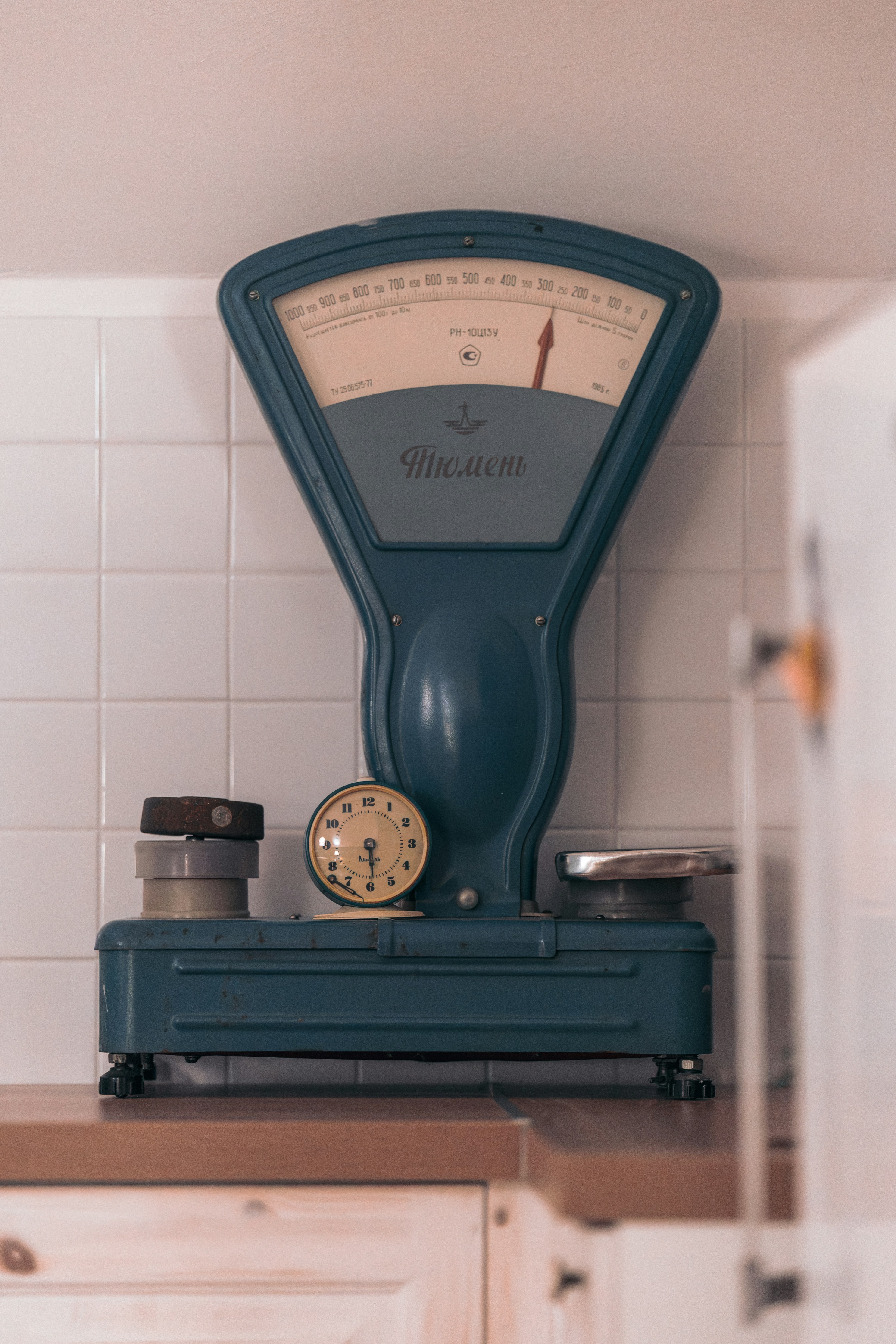 A Vintage Scale Anchored by a Clockwork Pause