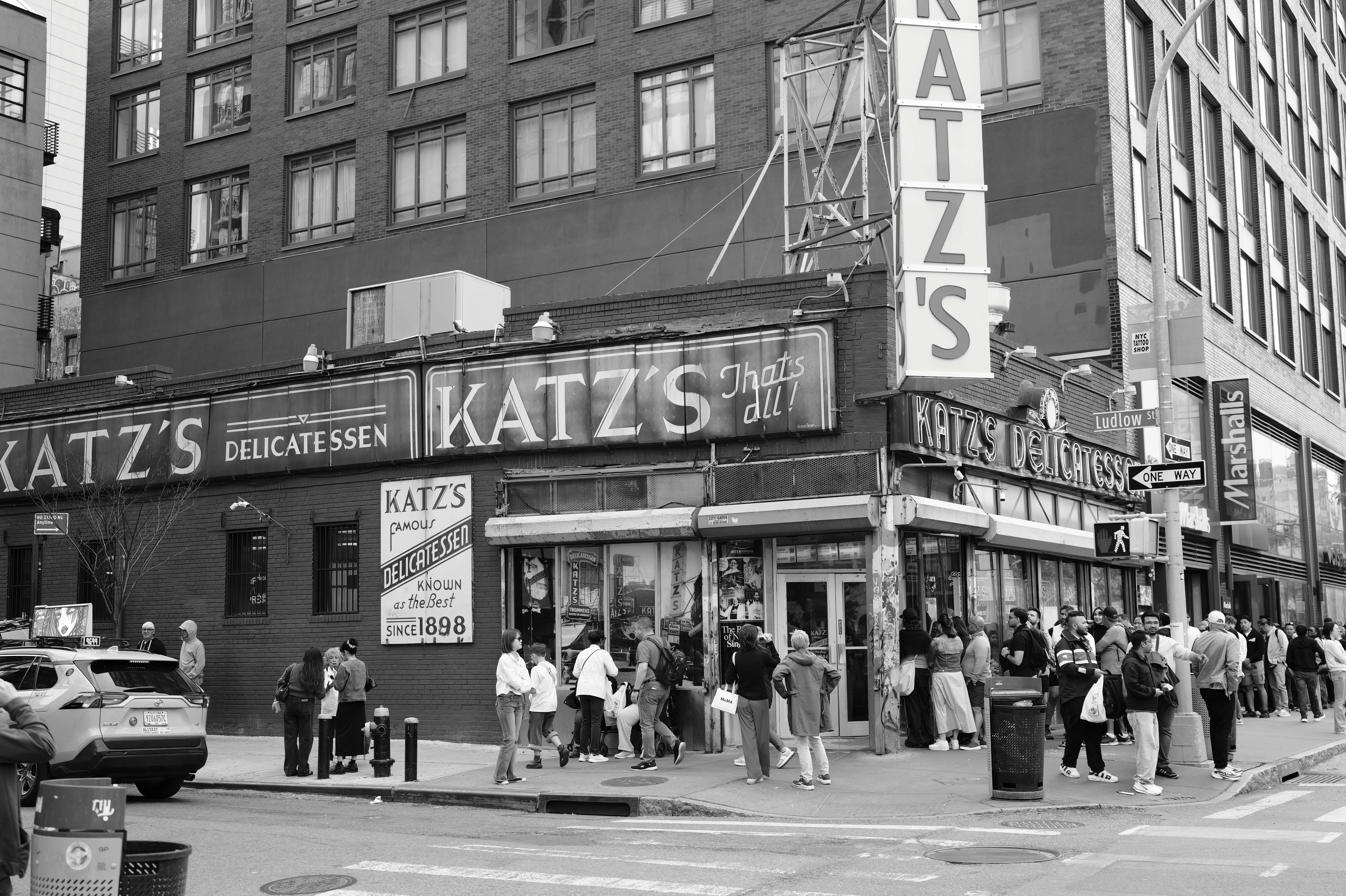 Katz’s Corner: A Busy Slice of 1950s New York