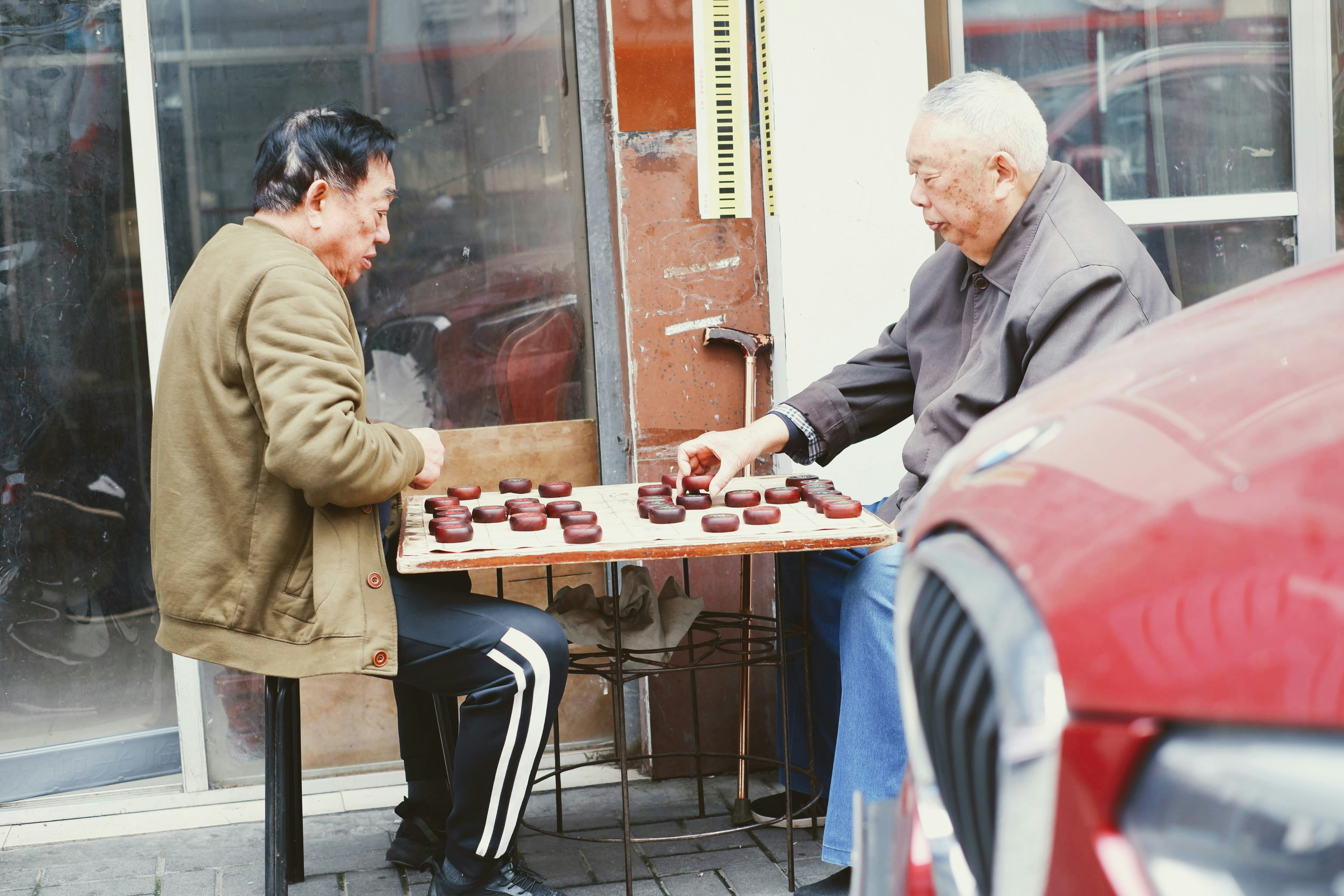 Two Players, One Board: A Street Corner Chess Match