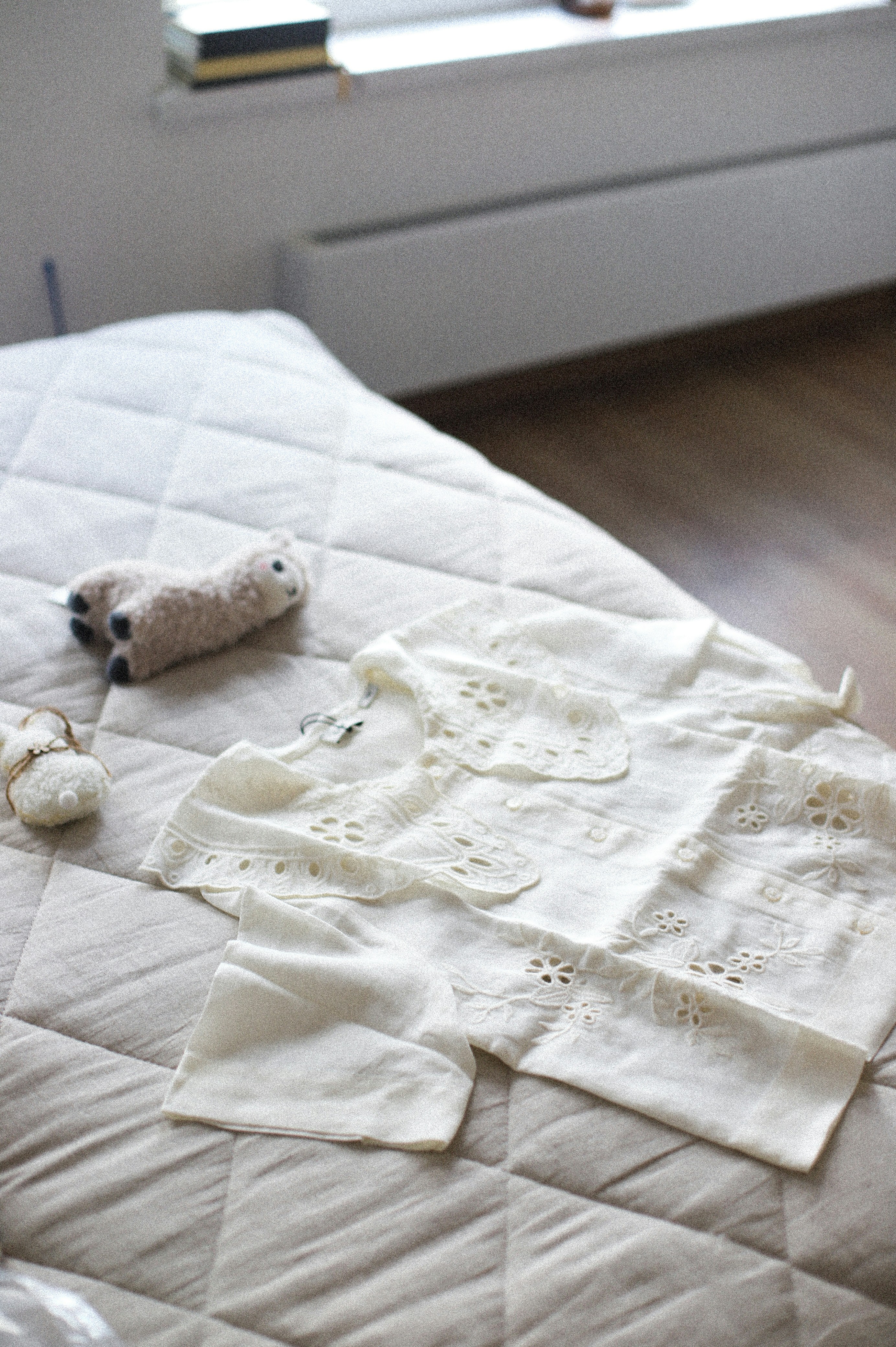 Lace-crowned Calm: A Quiet Morning Wardrobe on Linen