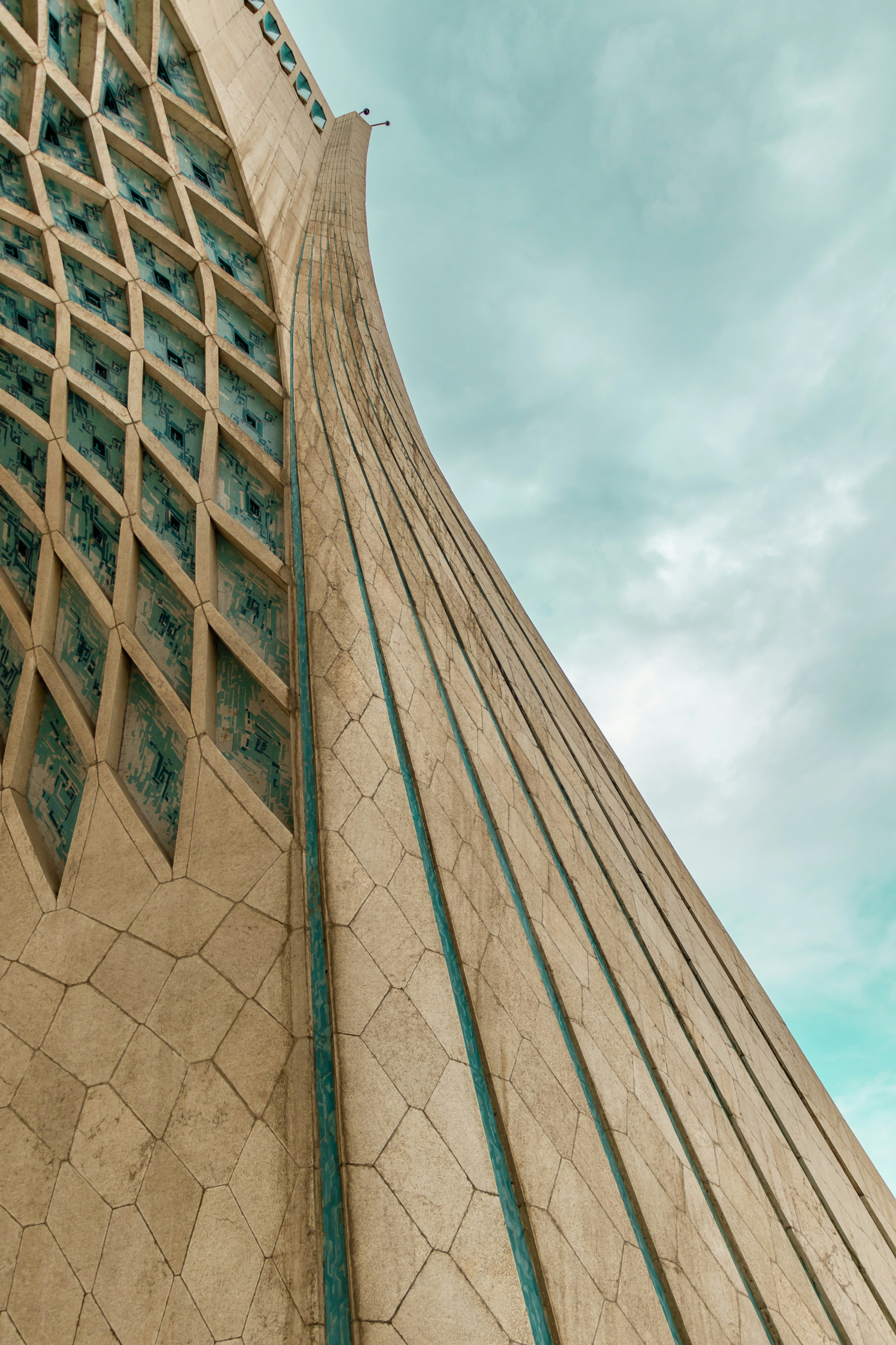 Curved Facade Convergence