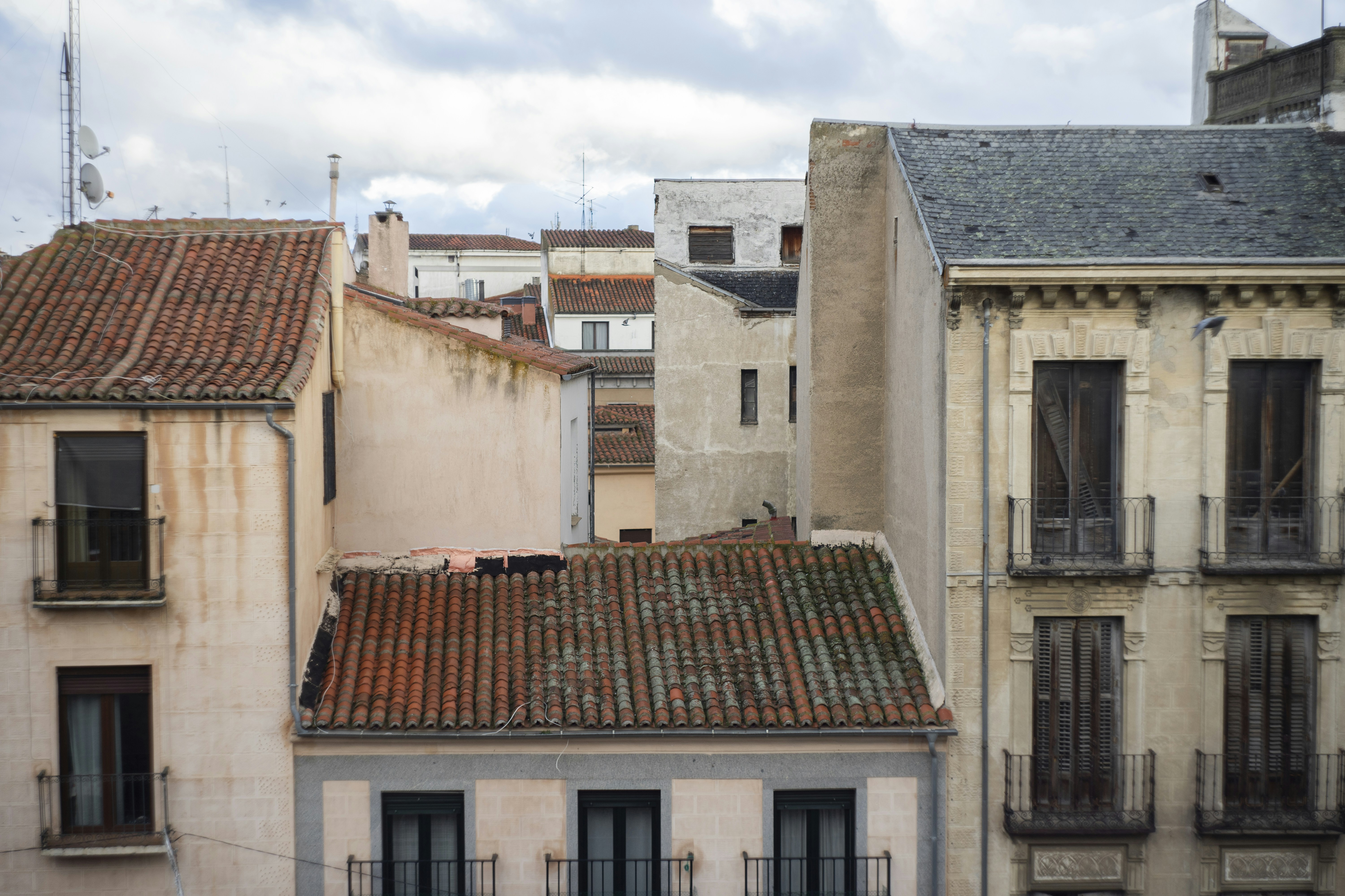 Terracotta Roofscape: Quiet urban Layers Under Soft Light