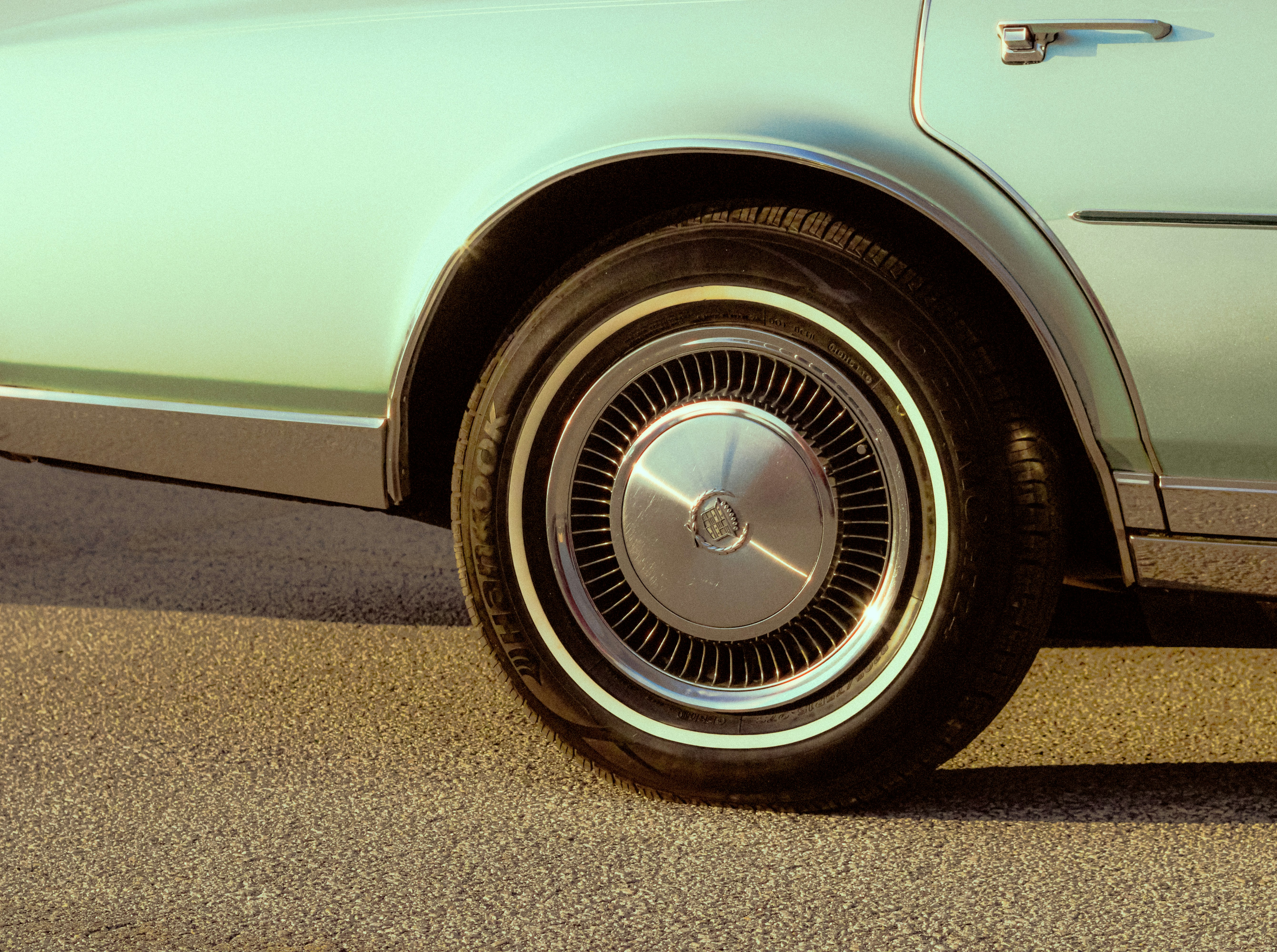 Mint-Tinted Wheel: Vintage Car Hub in Focus