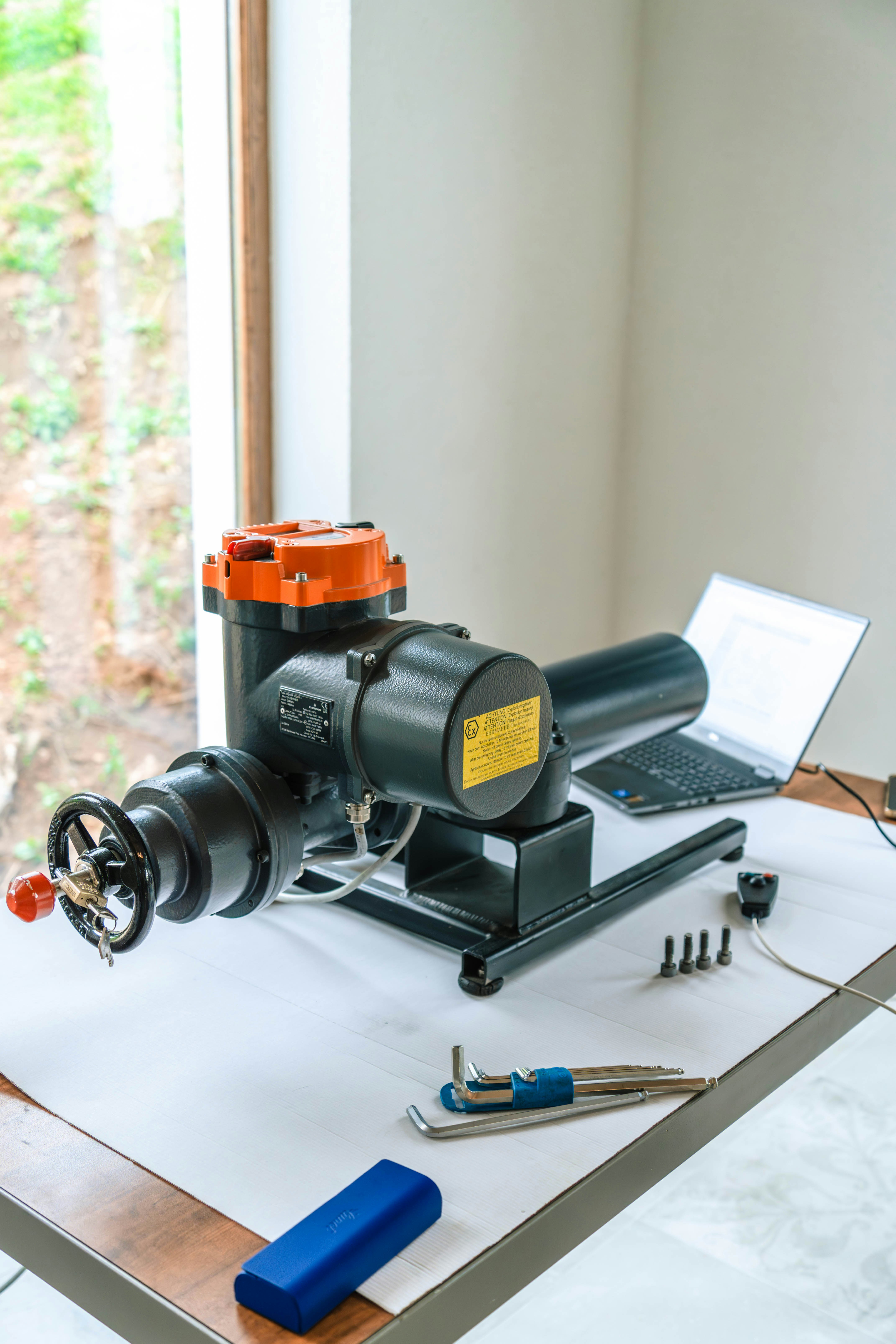 Precision at the Workbench: A Precision Instrument Beside a Laptop