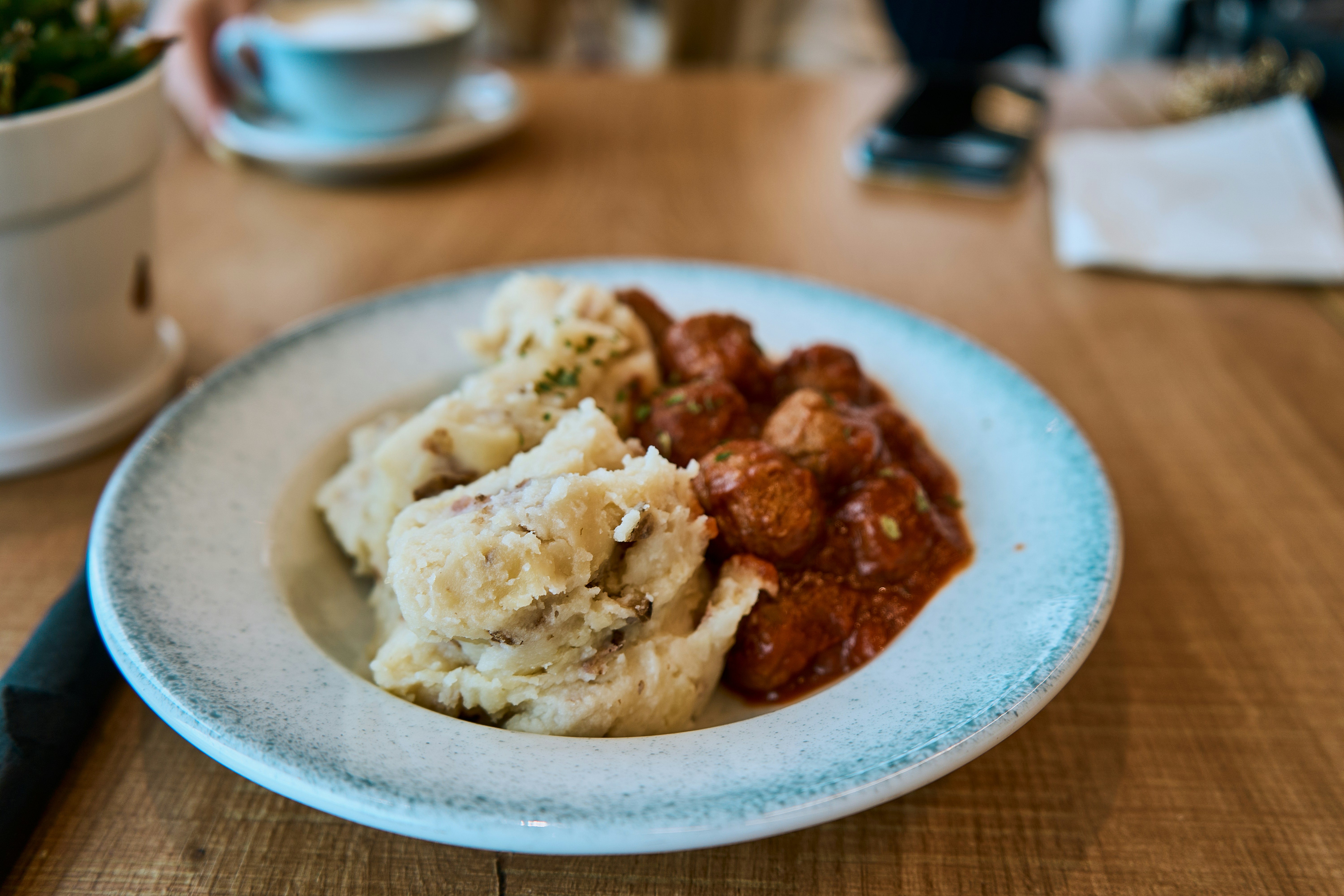 Creamy Scoop and Pistachio Gelato: A Cozy Bistro Dessert