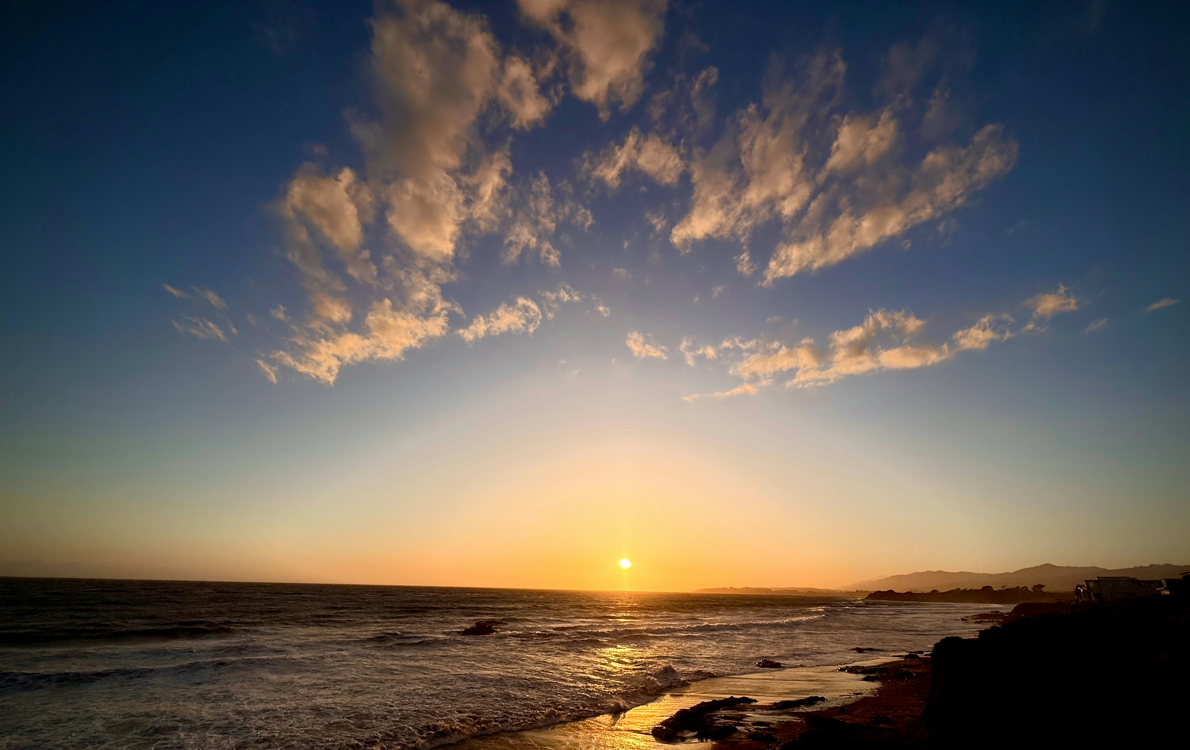 Sunlit Horizon: Quiet Ocean at Dusk