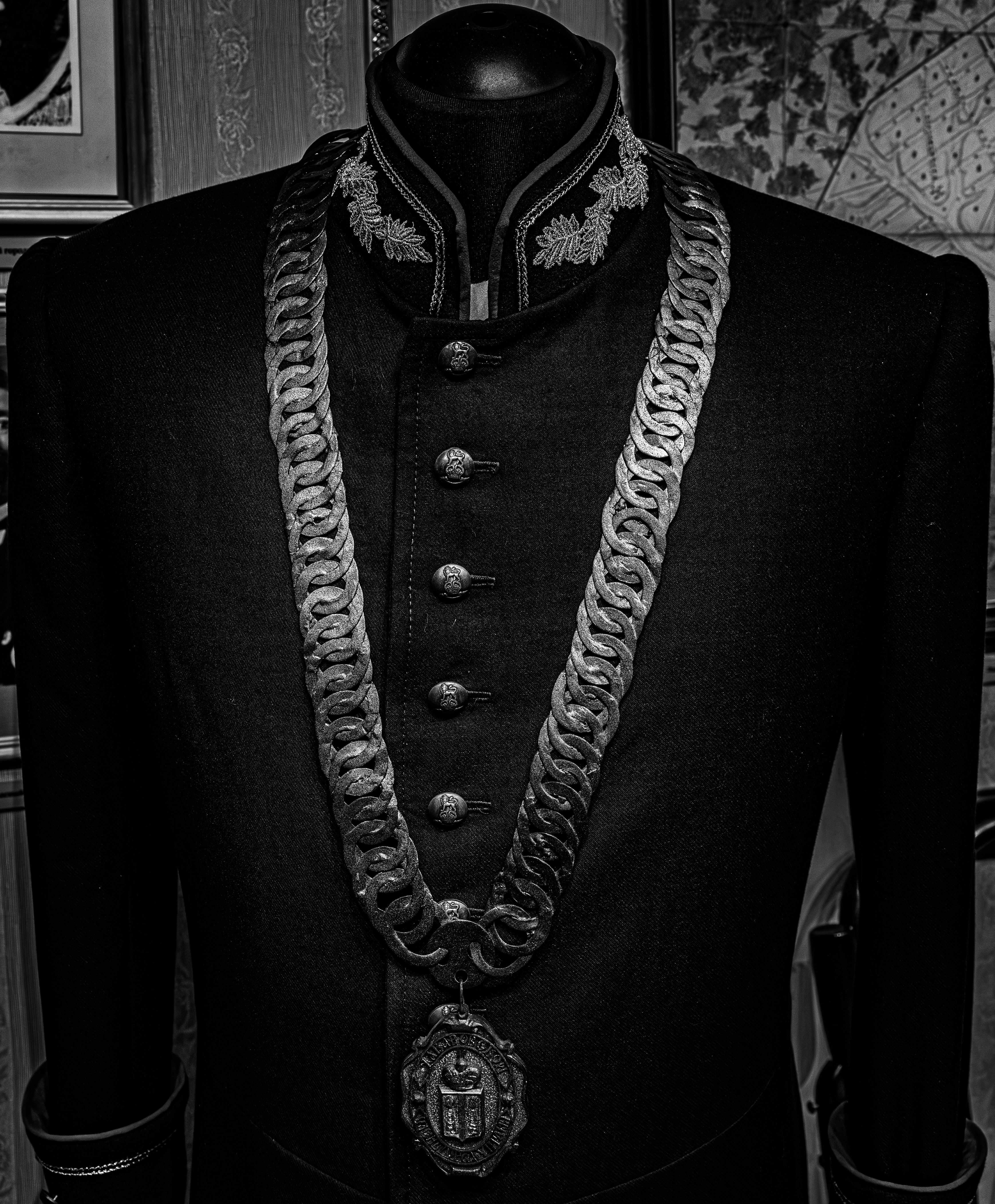 Regalia in Black: A ceremonial Victorian Uniform on Display