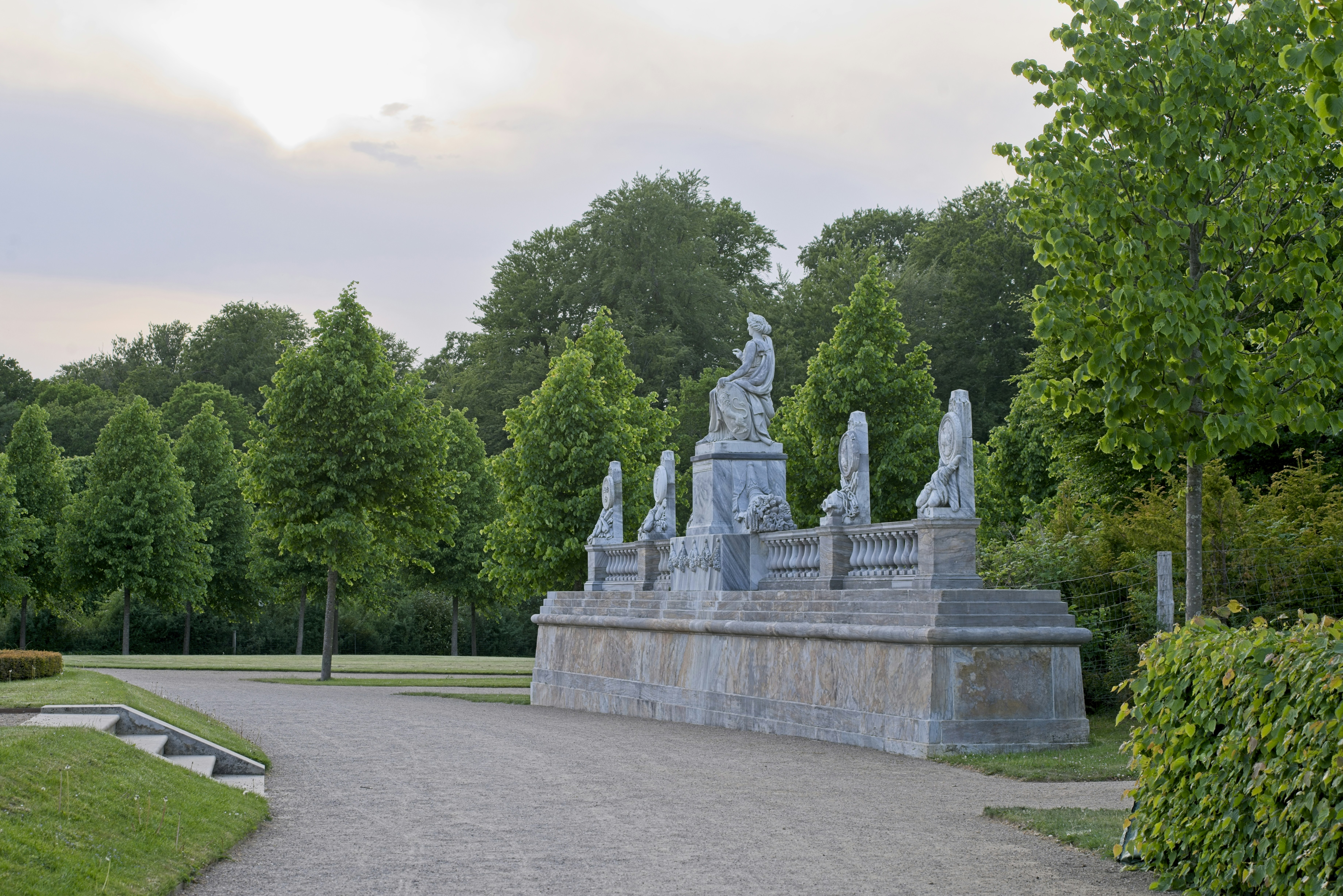 Stone Statue Rampart: A Calm Park Moment with a Monumental Focus