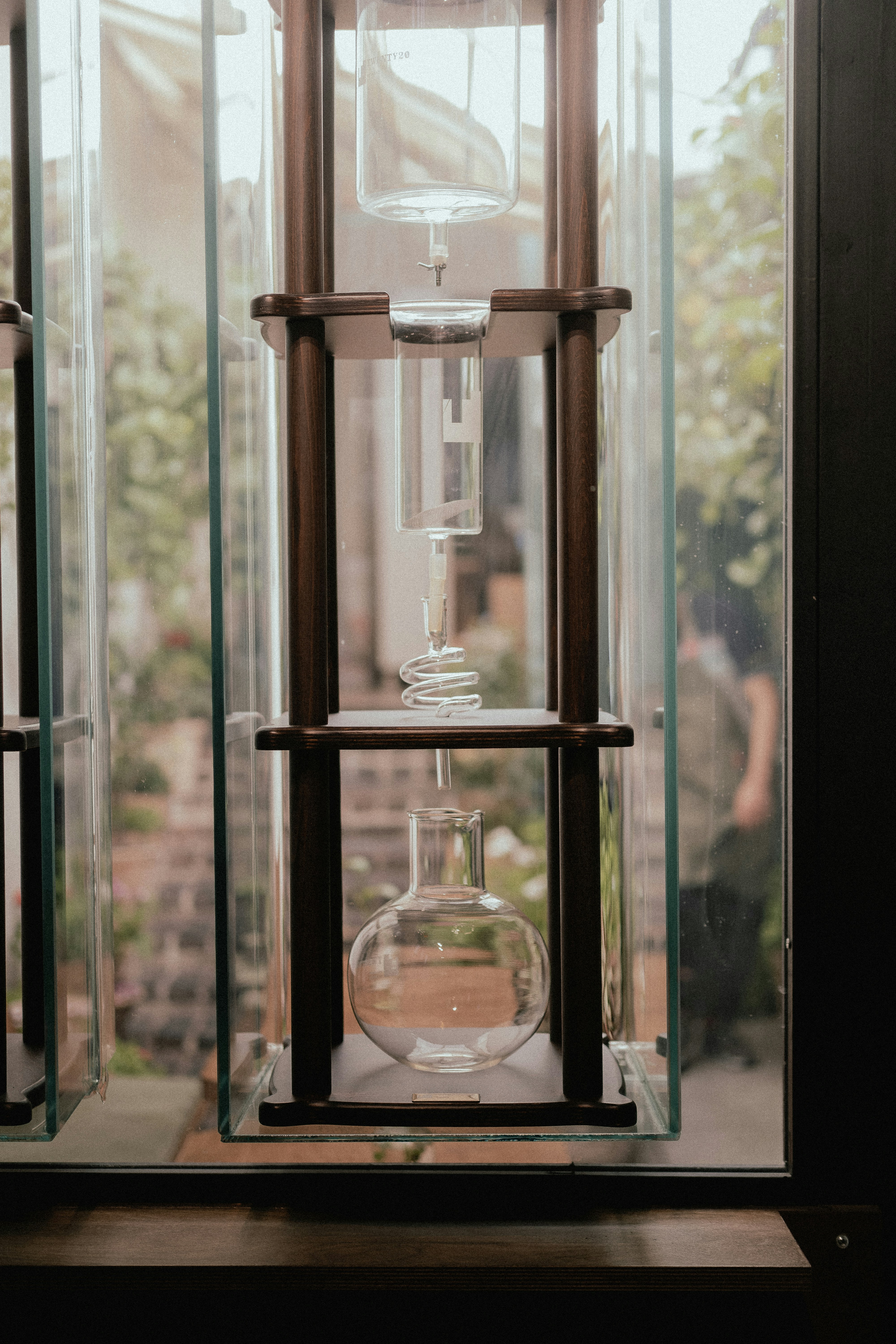 Vertical Glass Cascade: A Laboratory Frame of Refined Precision