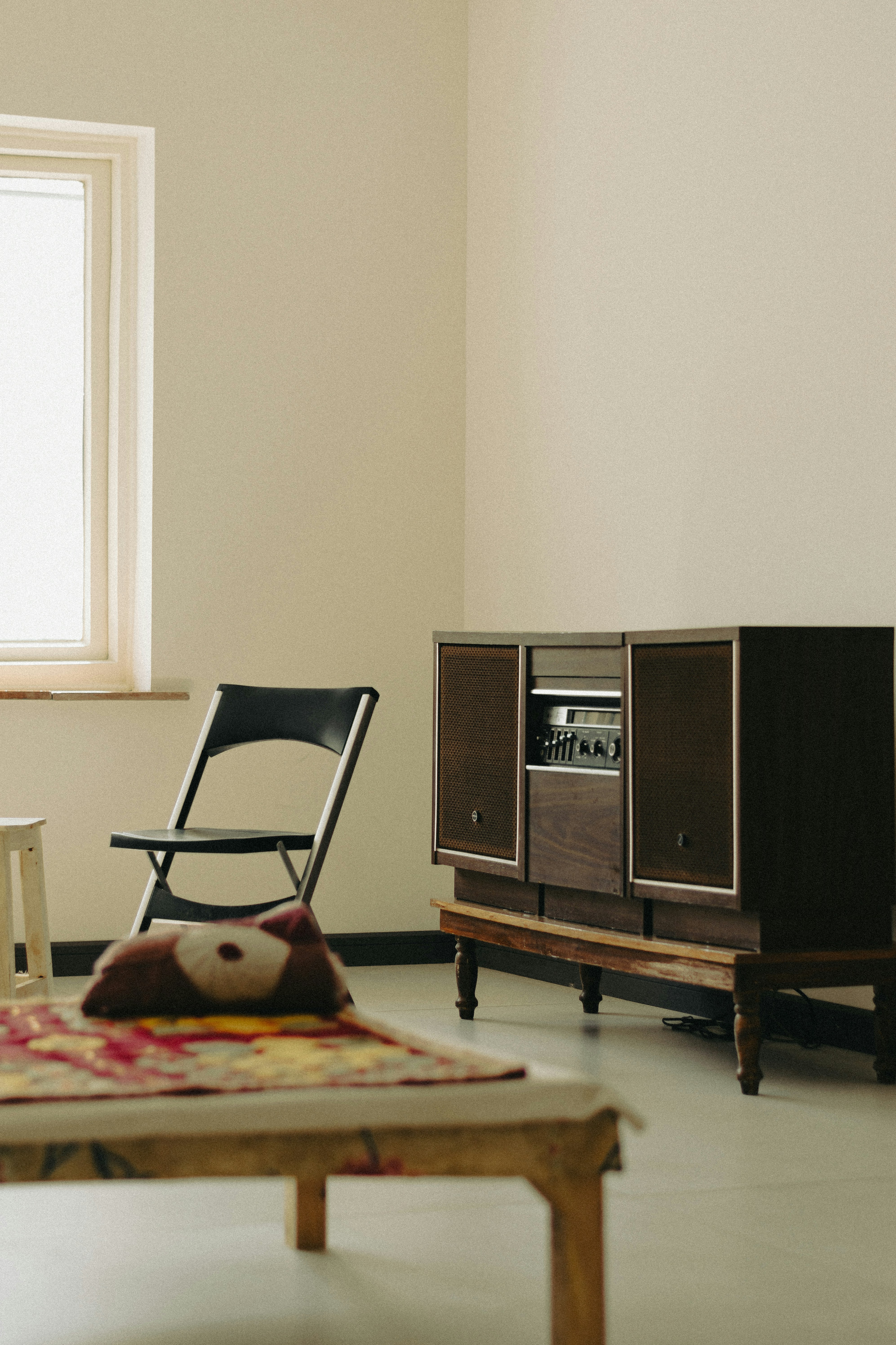Mid-Century Stillness: A Quiet Living Room With Vintage Cabinet
