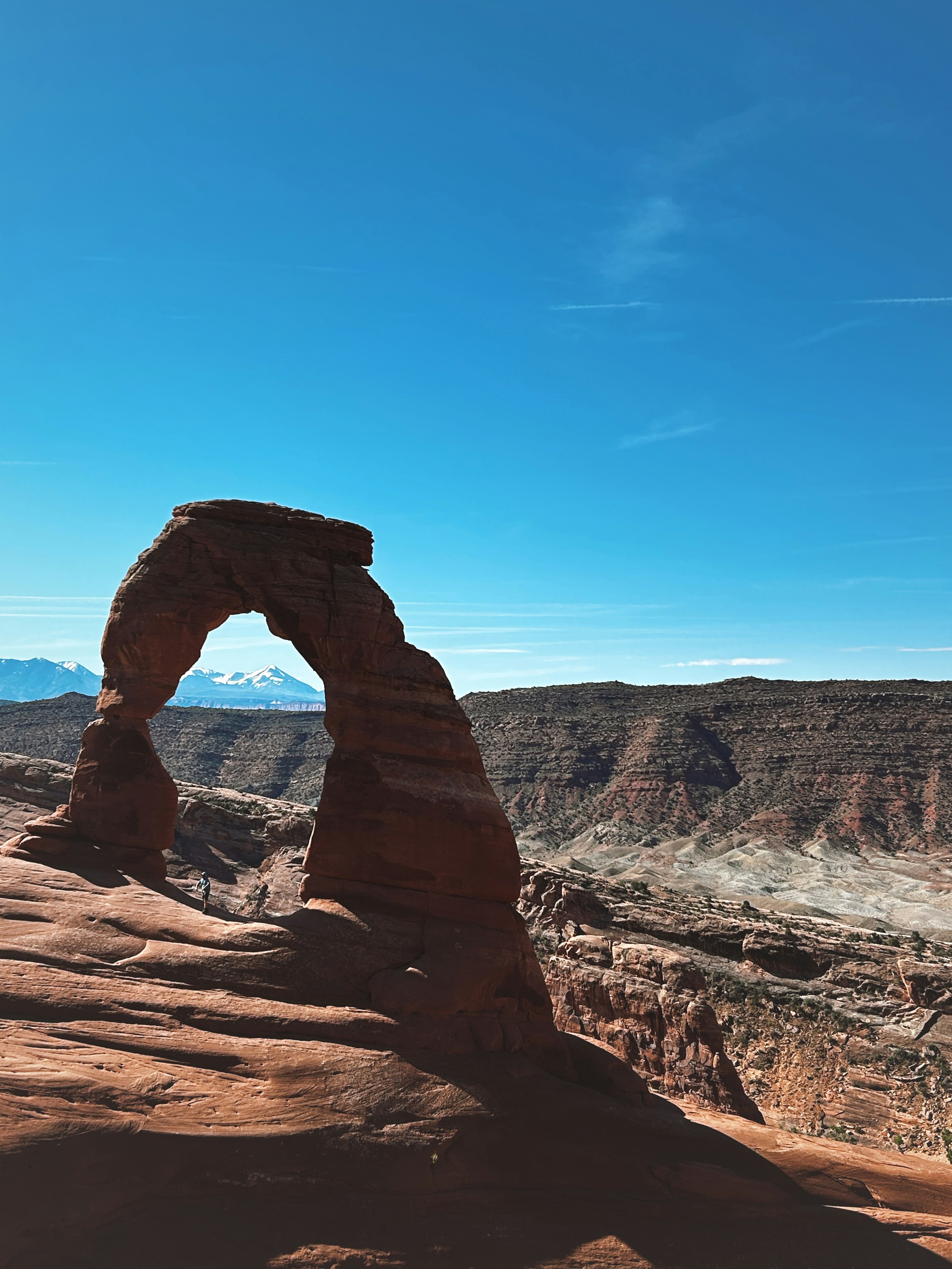 Arched Sentinel: Red Rock Gateway to a Distant Rim