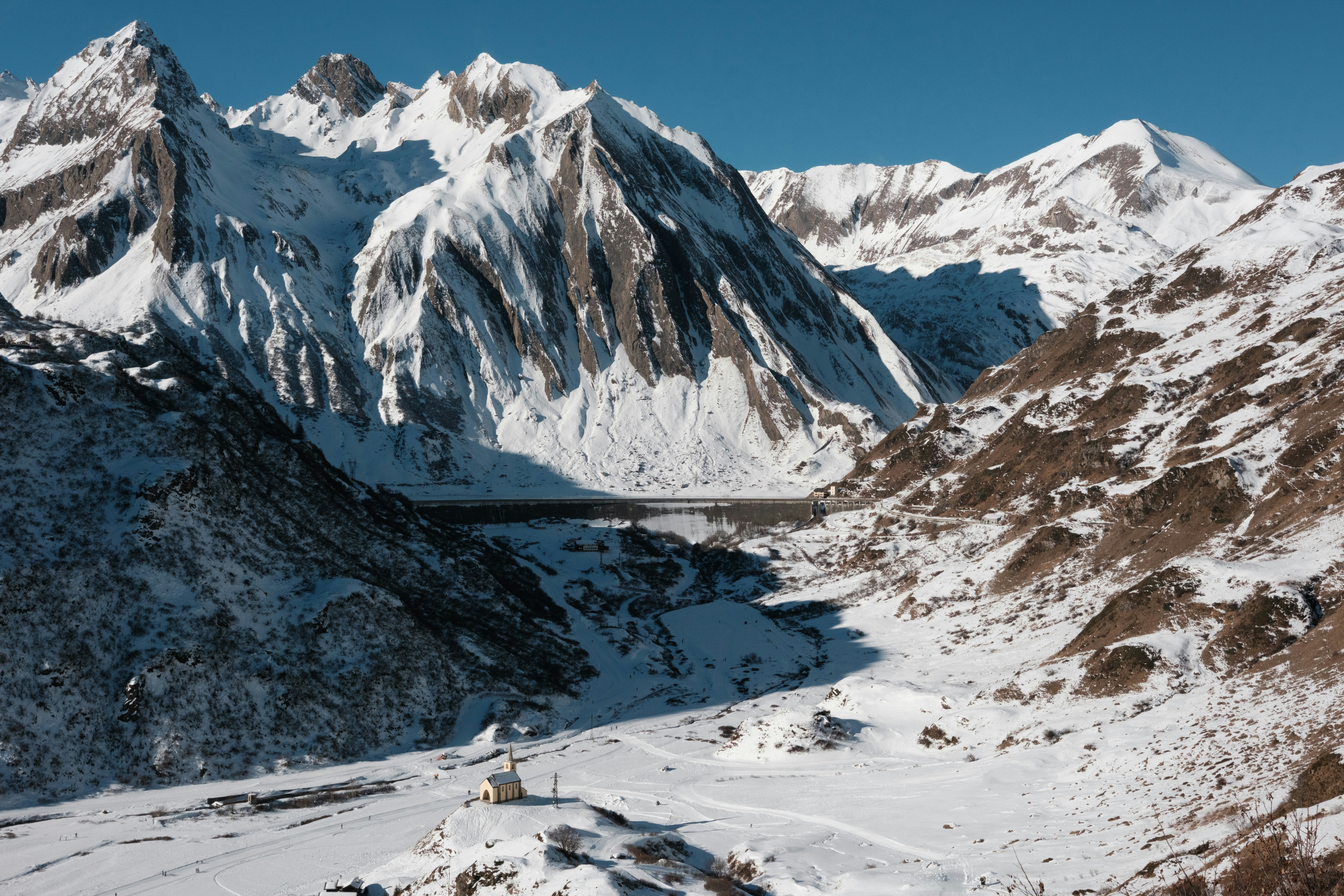 Snowbound Amphitheater: Mountain Ridge Amid a Glacier Valleyscape