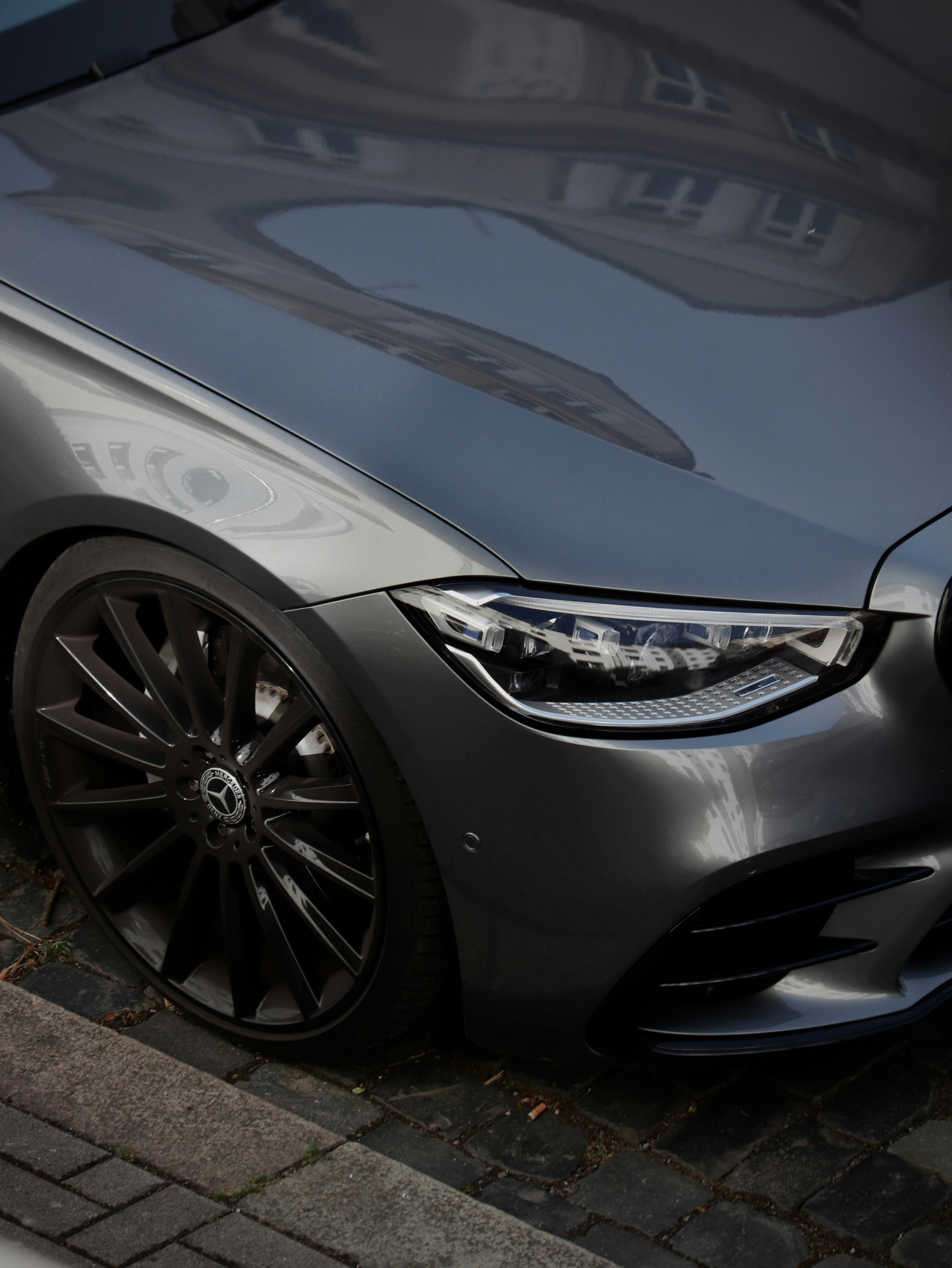 Midnight Alloy: The Sharp Front  of a Modern Mercedes