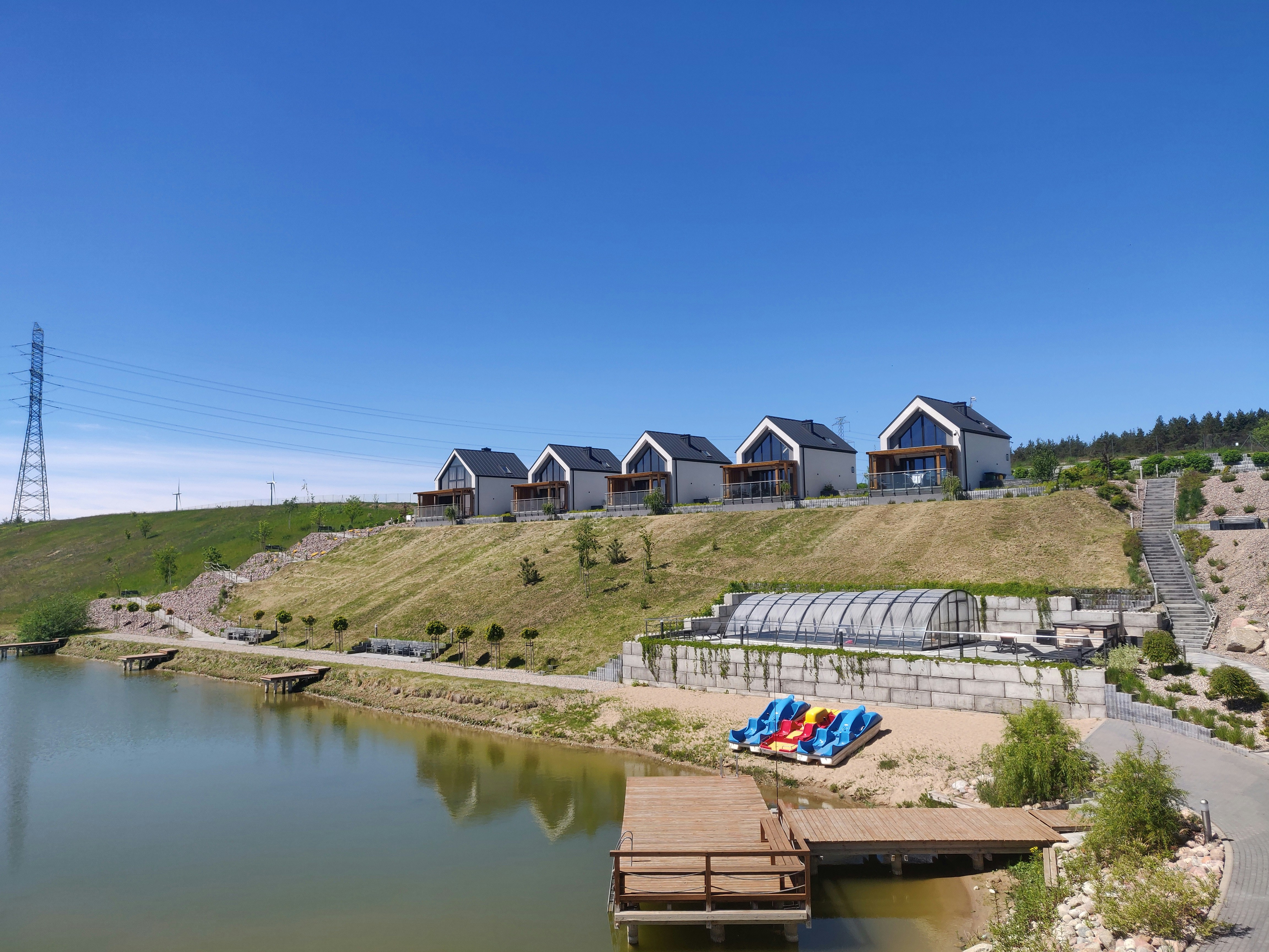 Hillside Cabins Overlooking a Tranquil Reservoir