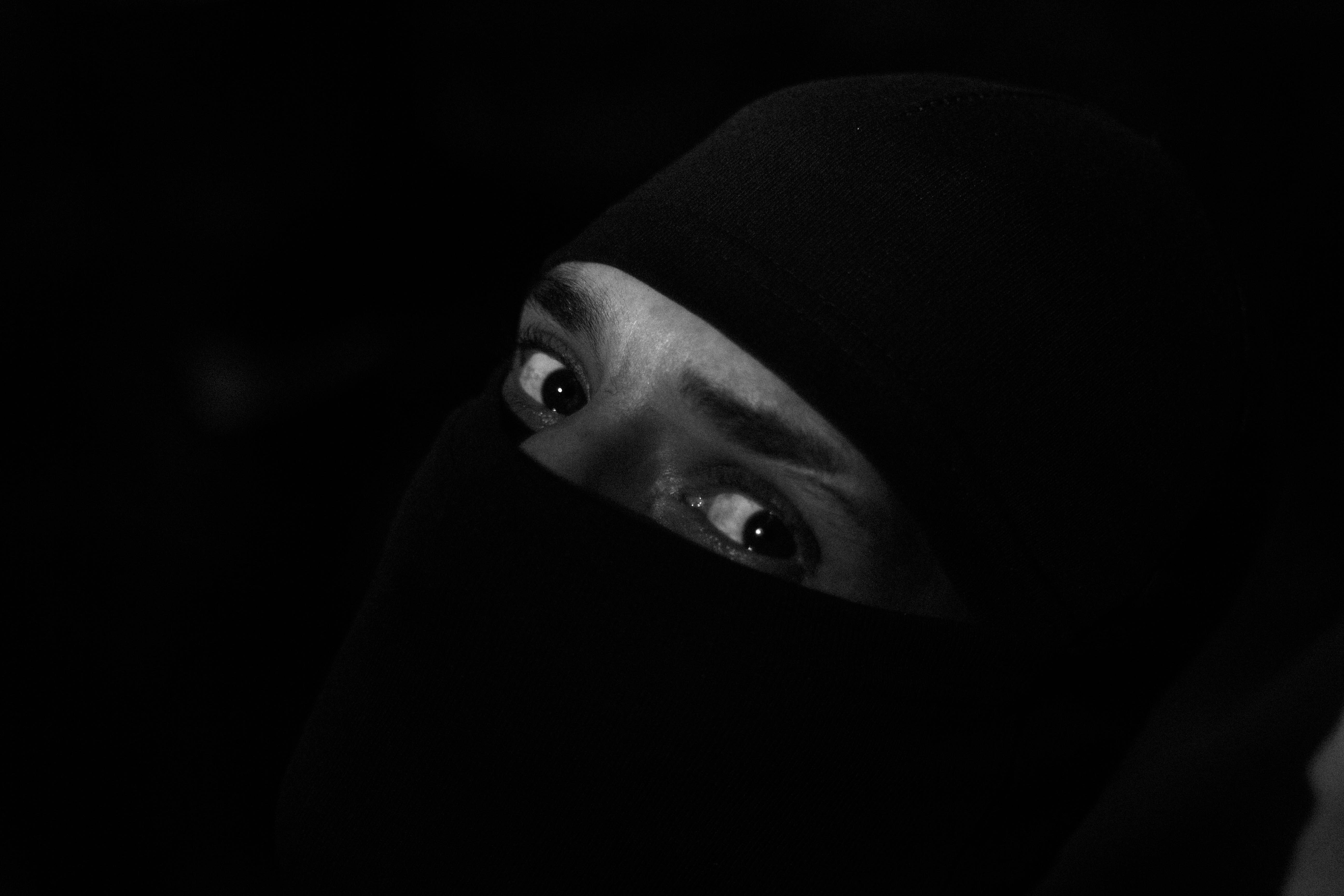 Eyes in the Shadow: a Veiled Gaze