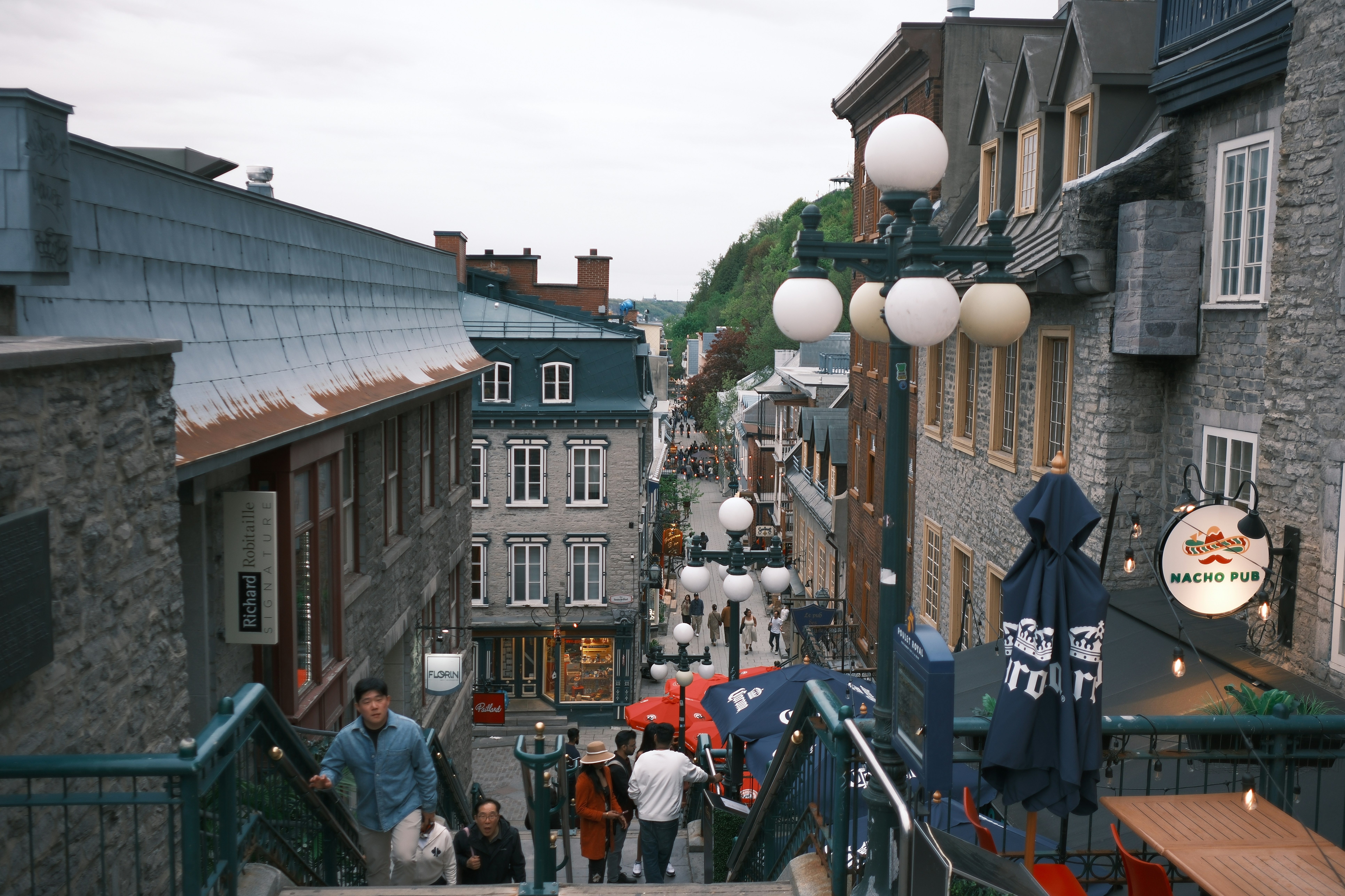 Streetside Escalator Symphony toward the Old Town
