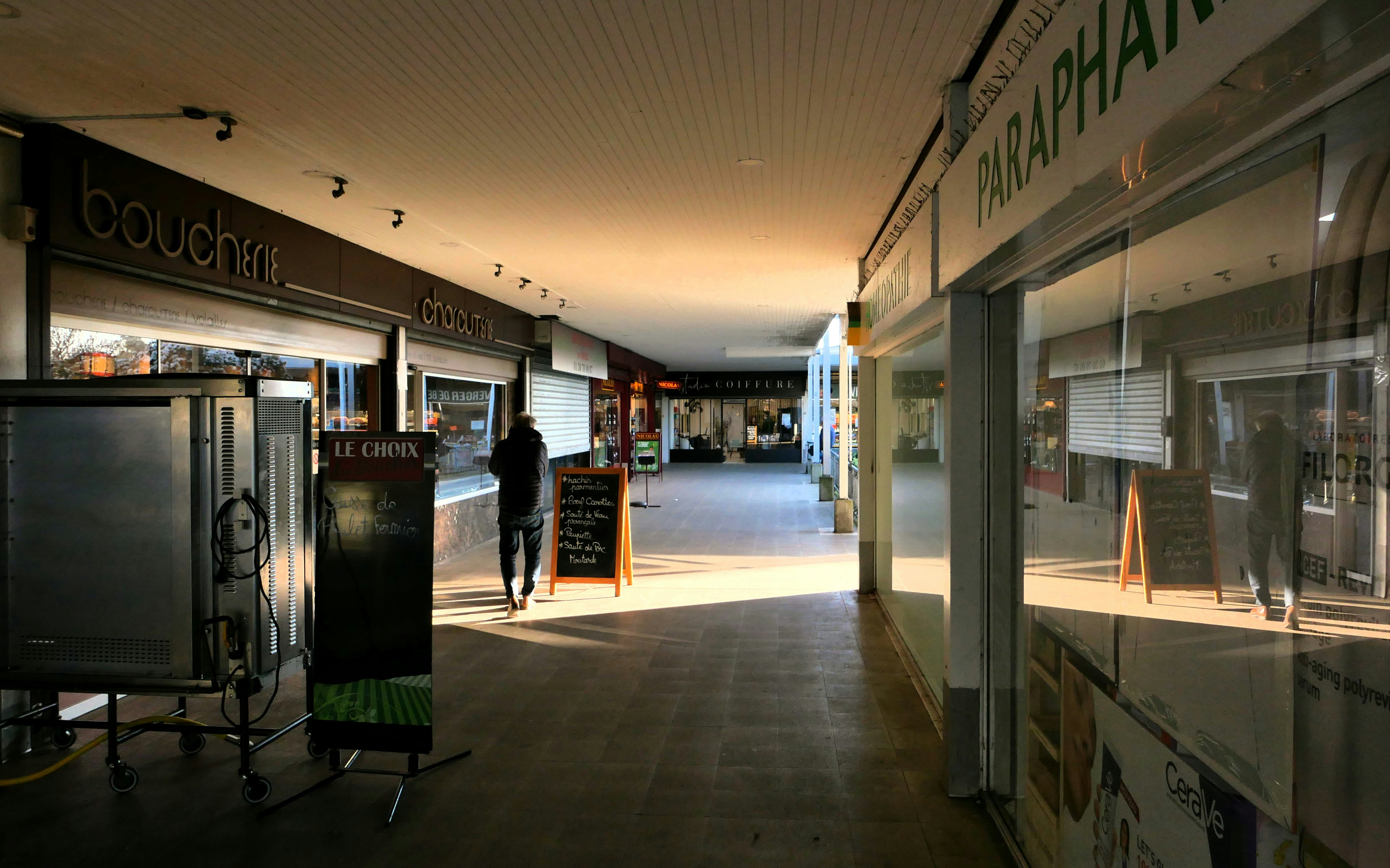 Silent Shopping Arcade: Light at the End of the Corridor