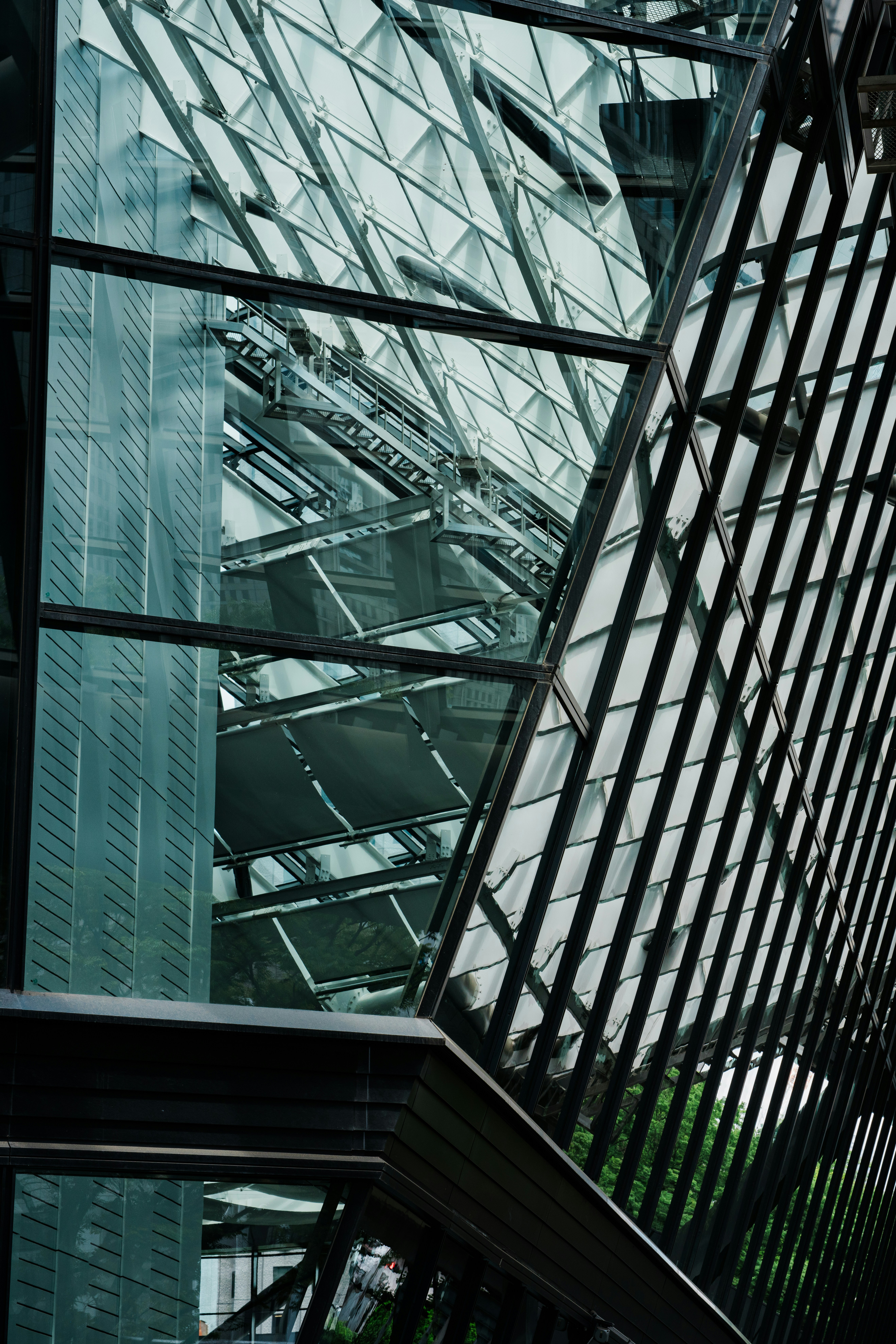 Geometric Glass: Intersecting Facades in Motion