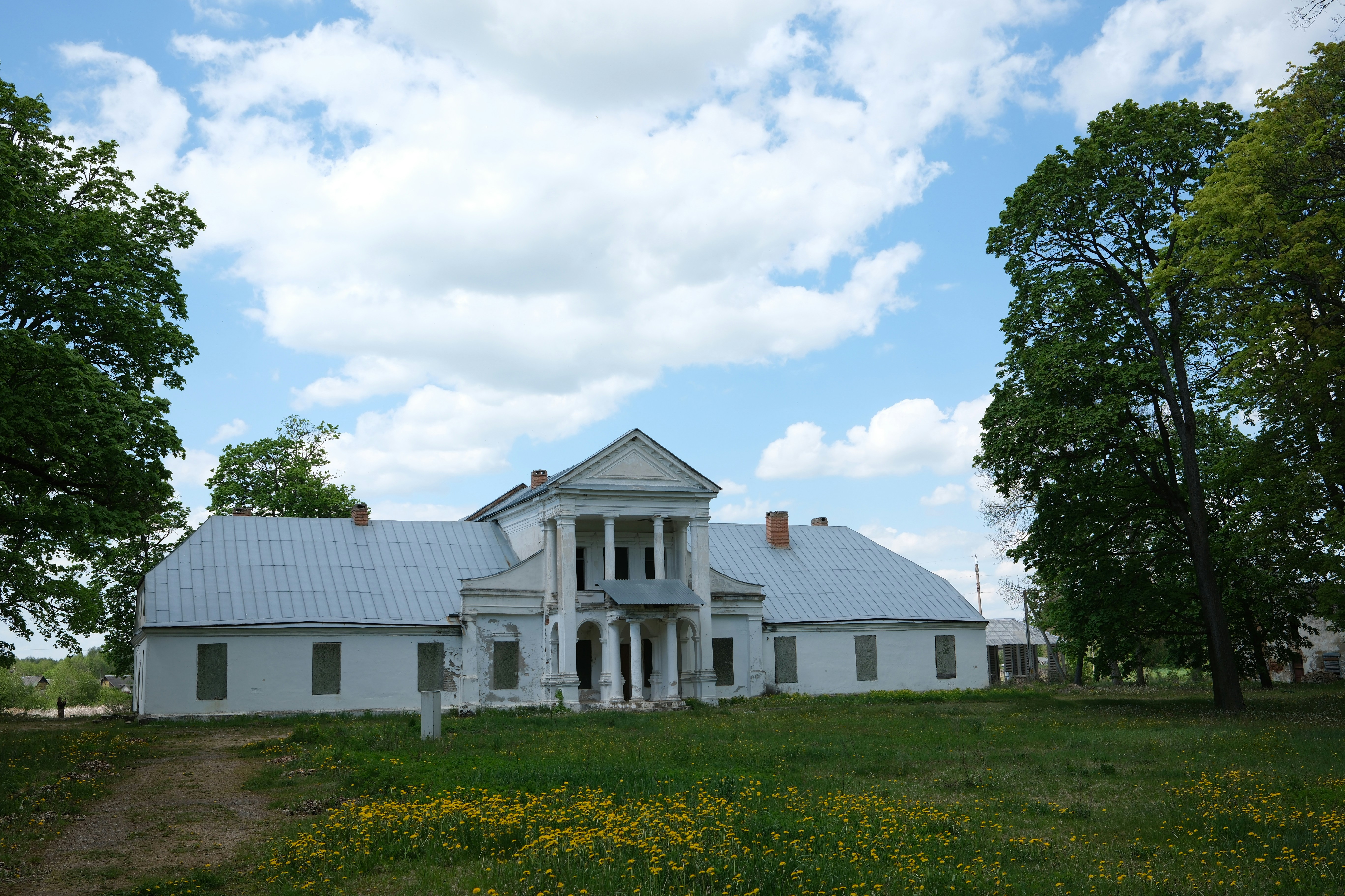 A quiet manor under a generous sky