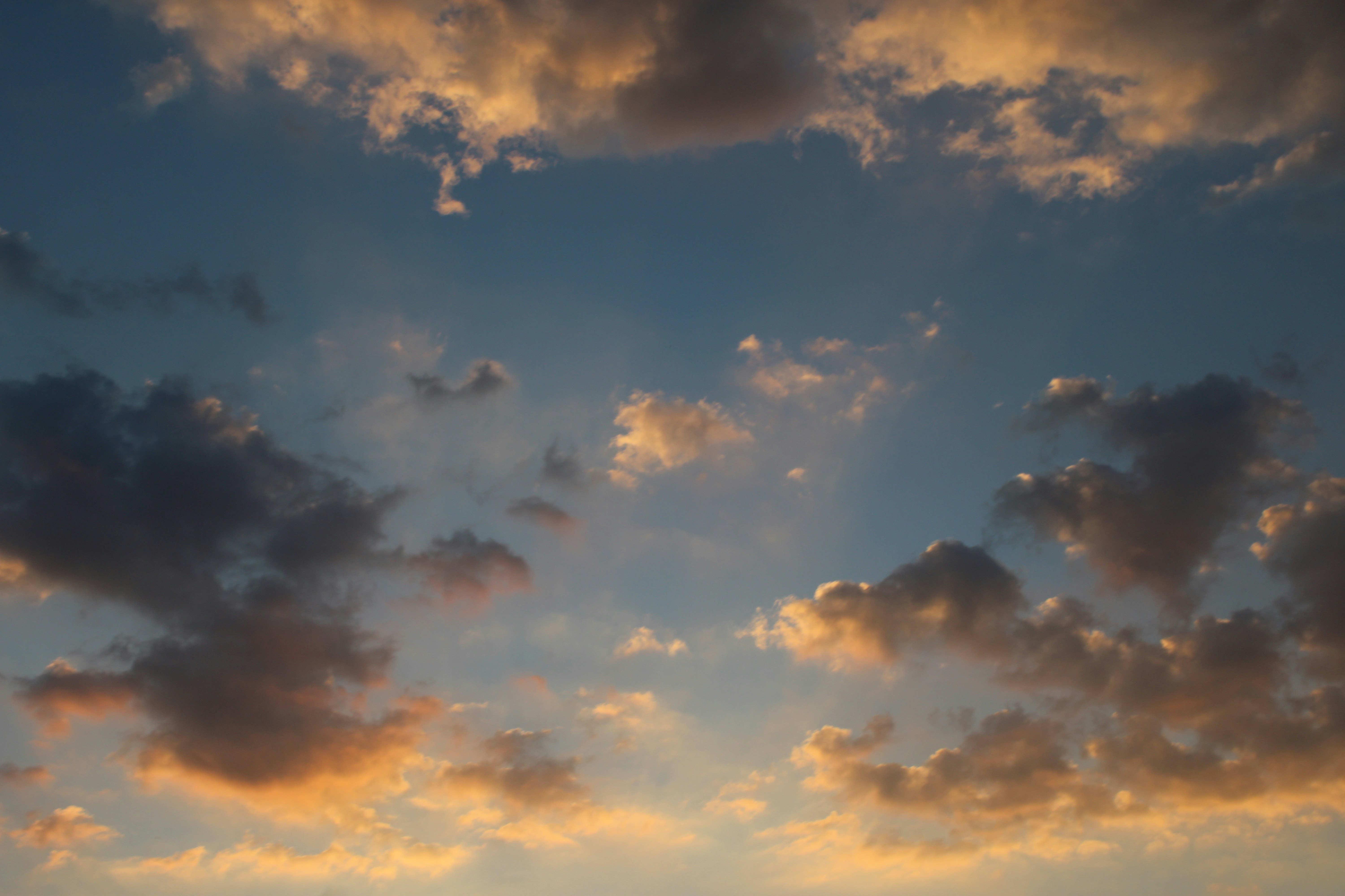 Golden Hour Clouds: A Quiet Sky Above the Horizon